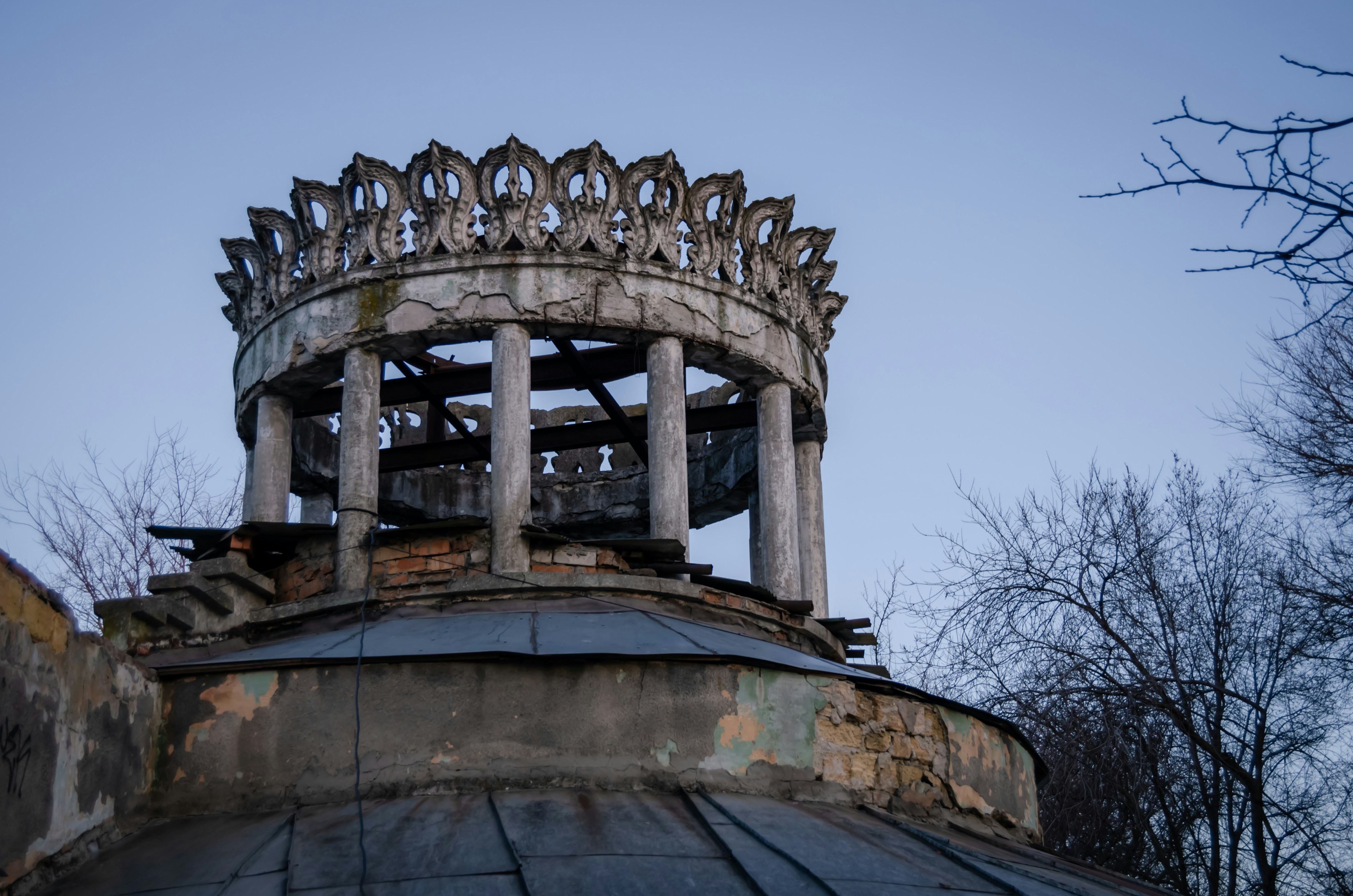 Crowned Rotunda Rising from a Weathered Dome Under a Quiet Blue Sky