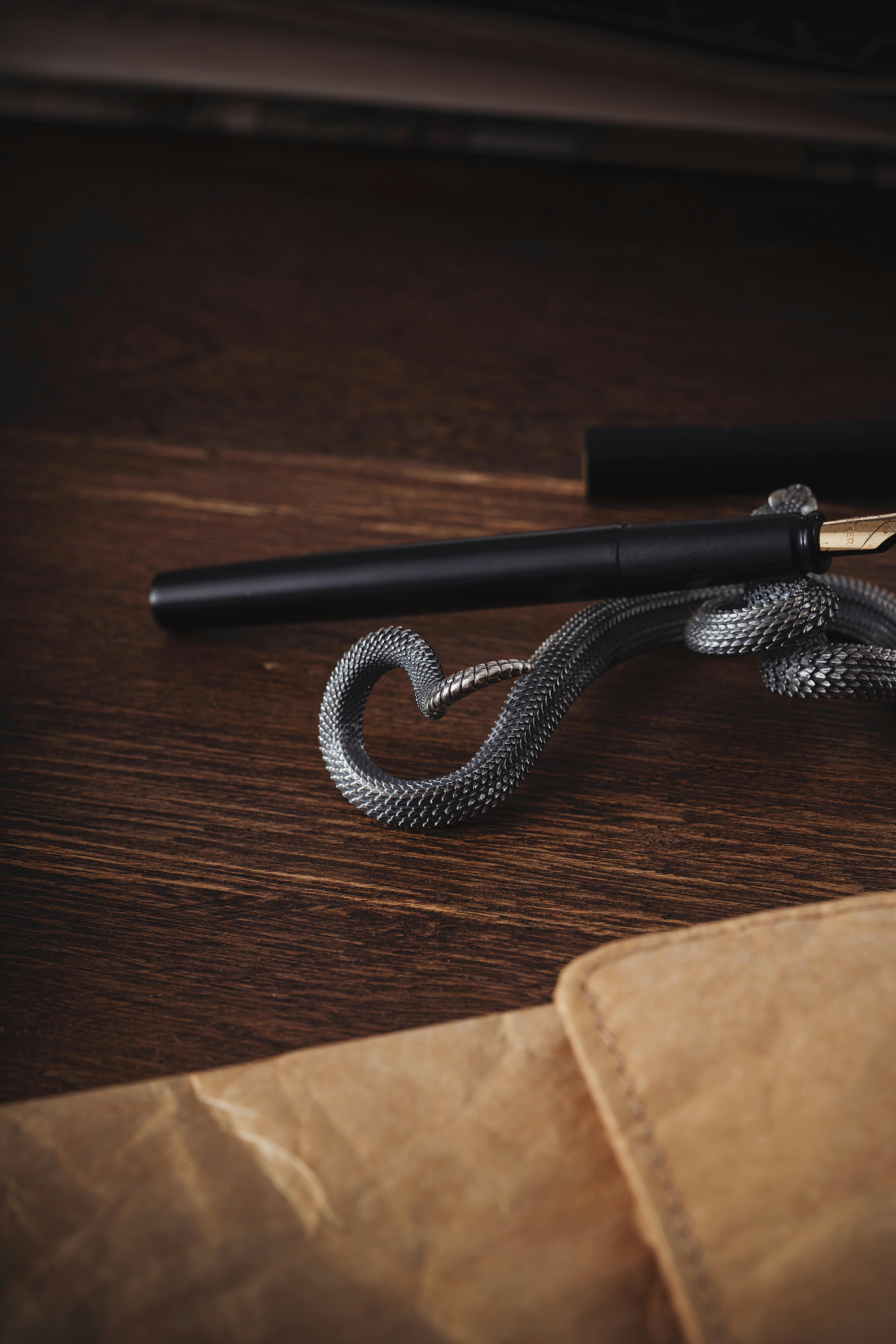 Un stylo noir posé sur une table en bois photo – Image gratuite de ...