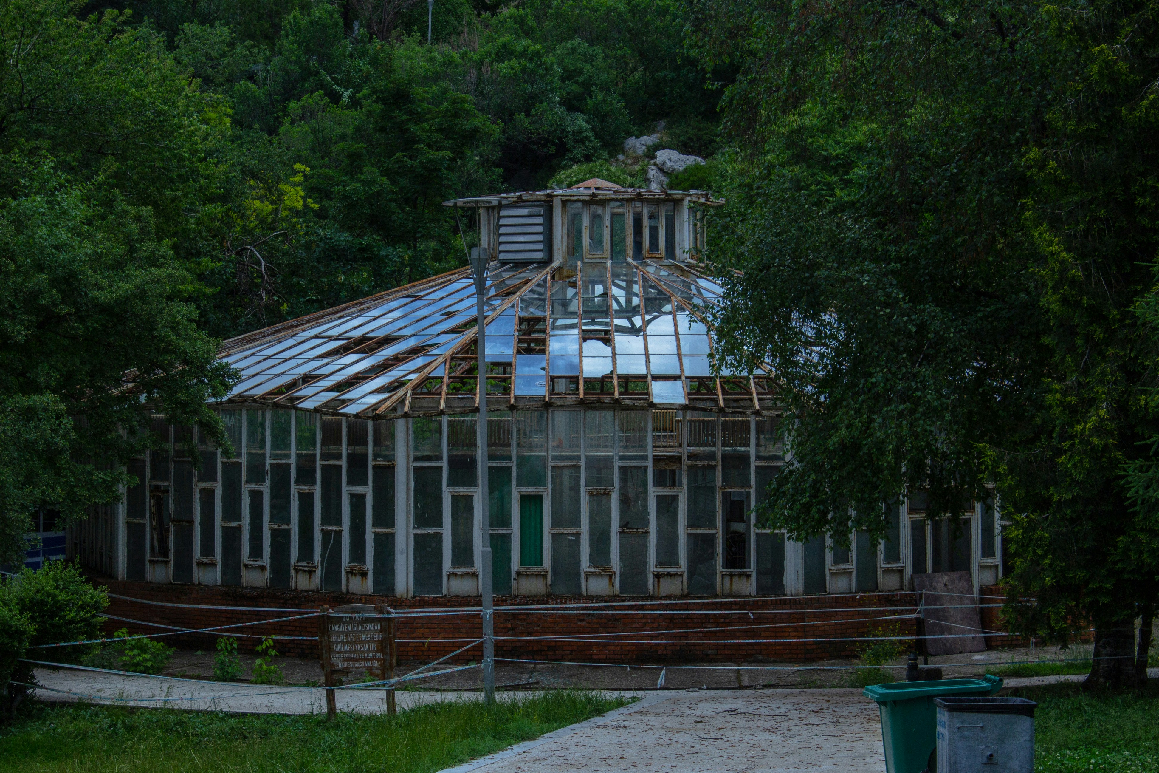 (ENG) An abandoned greenhouse in the beloved Botanical Park of Ankara, the capital of Turkey. Some scenes of the local cult TV series Behzat Ç were shot in this place. As of 2023, renovation works have started. (TR) Türkiye'nin başkenti Ankara'nın sevilen Botanik Parkı'nda terk edilmiş bir sera. Yerel kült dizi Behzat Ç'nin de bazı sahneleri bu mekanda çekildi. 2023 itibarıyla tadilat çalışmaları başladı.