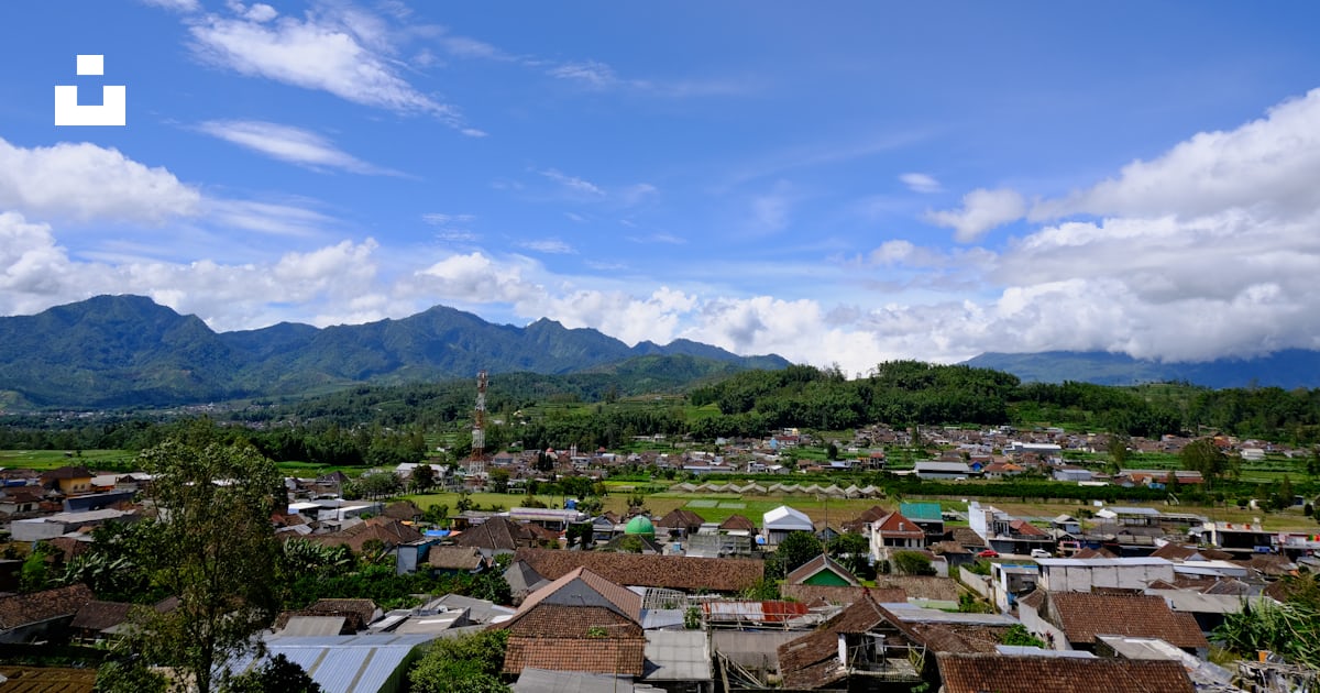 산을 배경으로 한 작은 마을 사진 Unsplash의 무료 플로라 위사타 산테라 데 라폰테 이미지