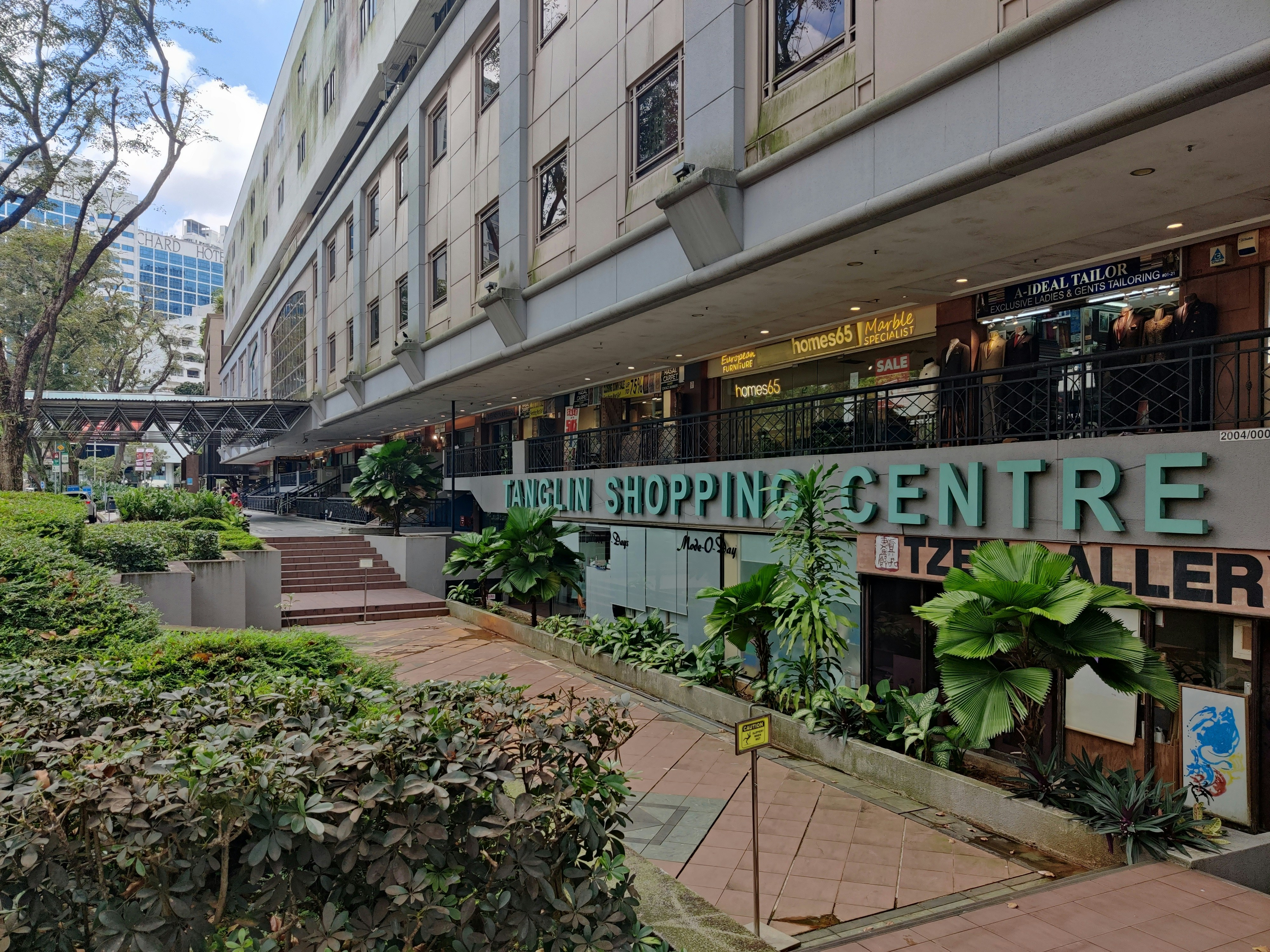 A building that has a lot of plants in front of it photo – Free Tanglin ...