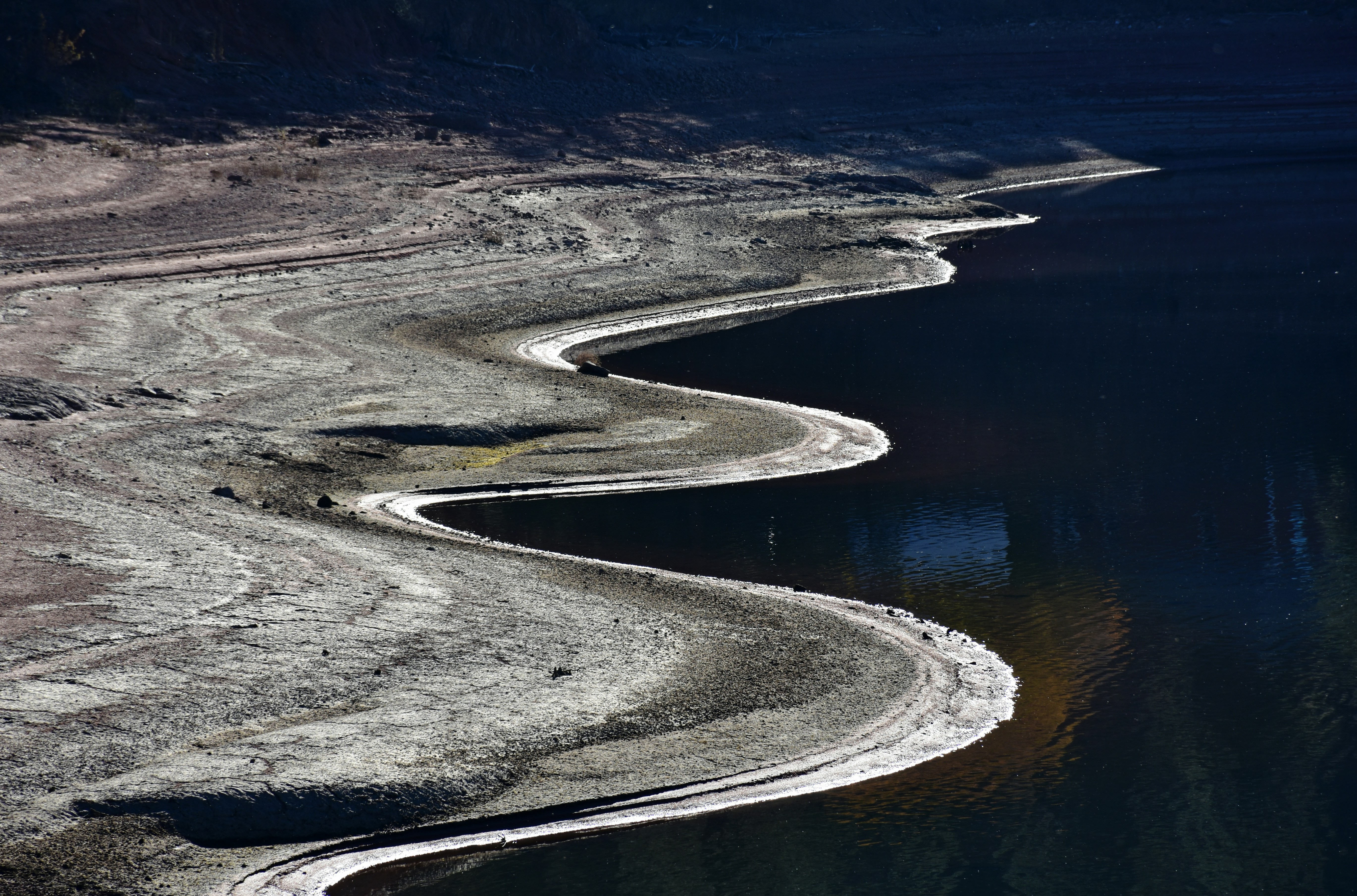 Serpentine Ribbon: A White Shore Winding Along a Deep Blue Lake