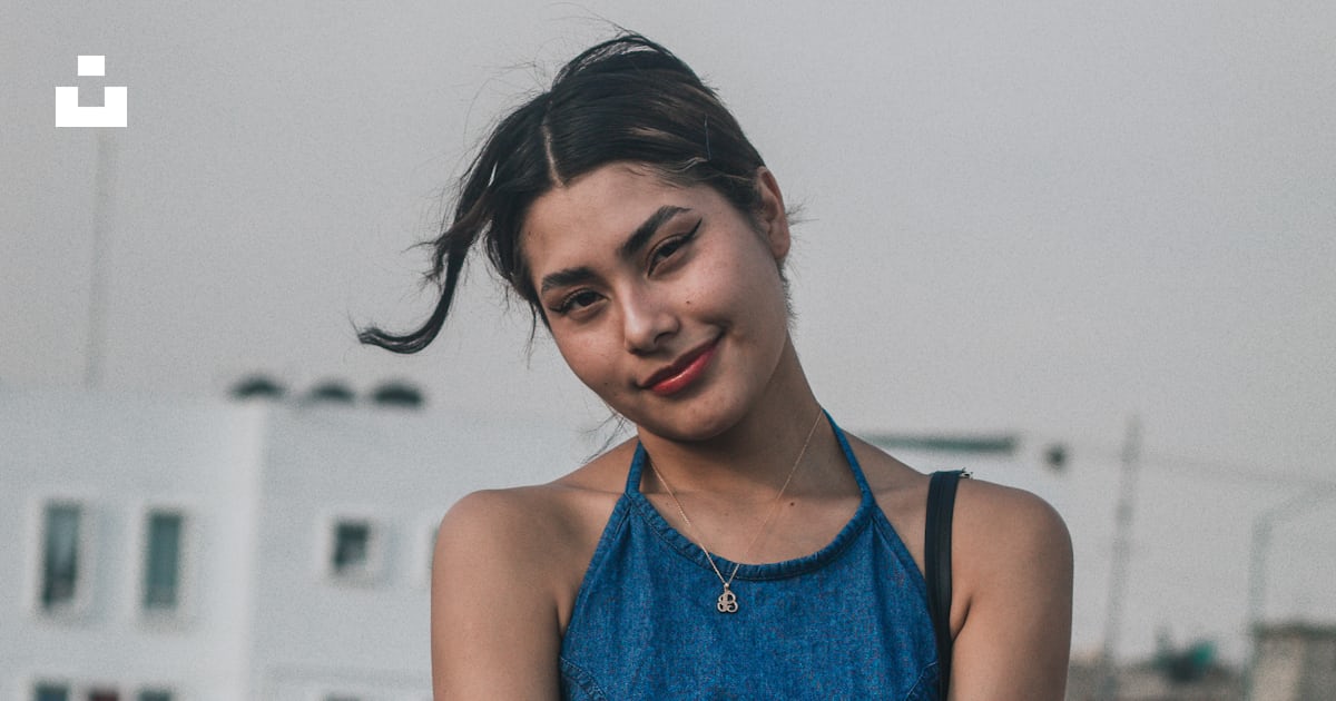 파란색 상의와 검은색 바지를 입은 여자 사진 Unsplash의 무료 행복한 이미지
