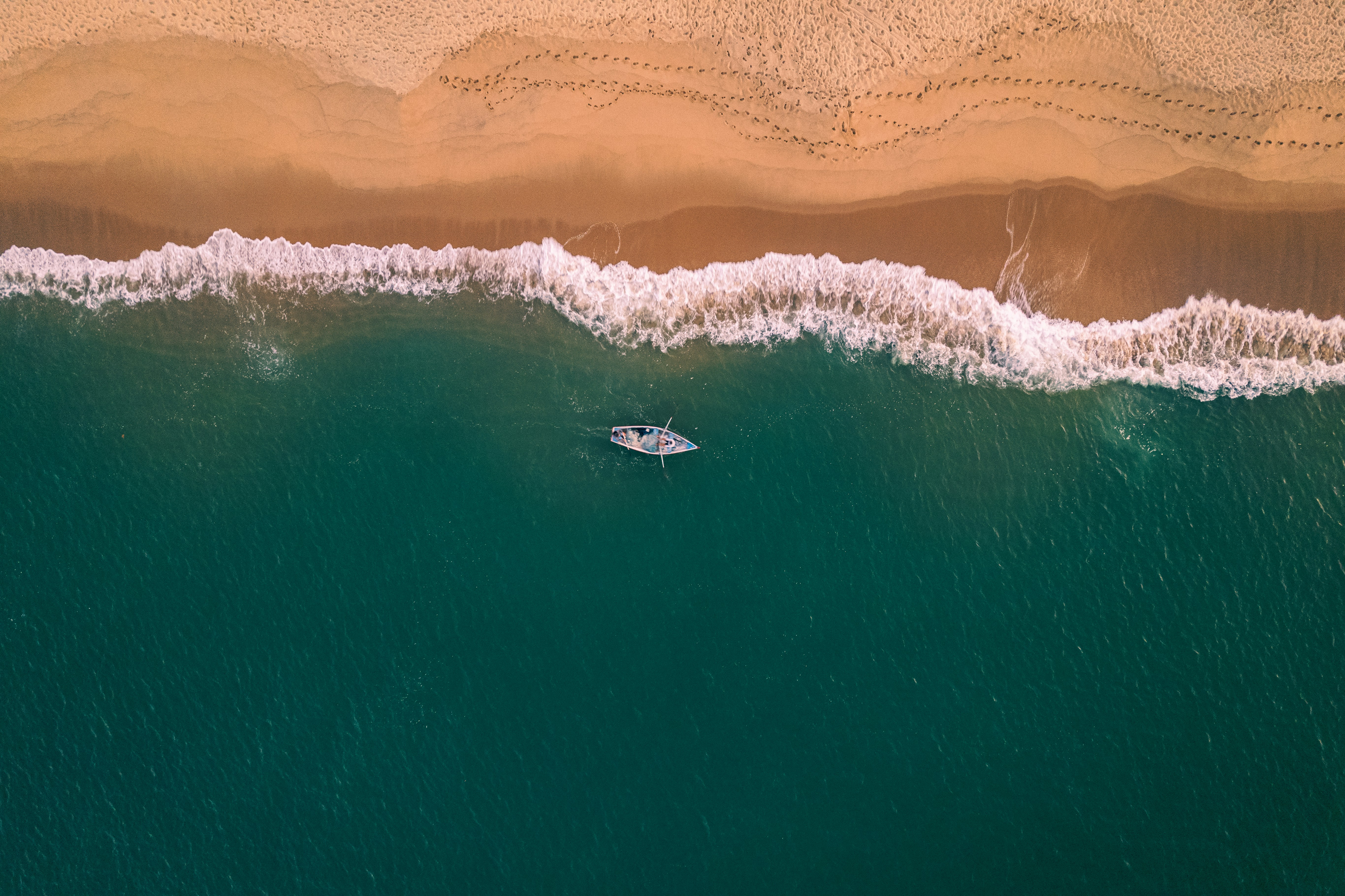 An aerial view of a boat in the ocean photo – Free Balneário camboriú ...