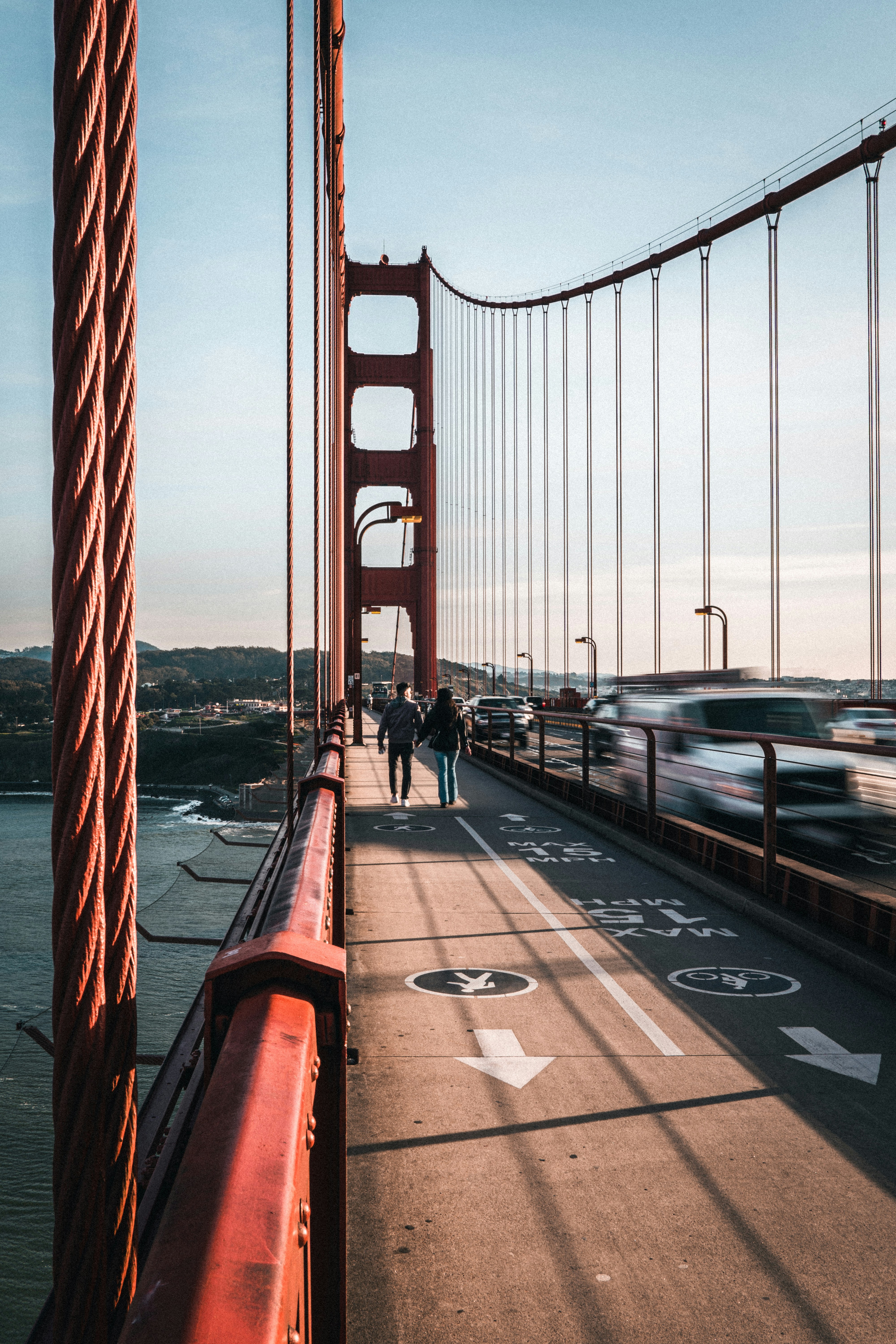 Un groupe de personnes traversant un pont photo – Photo Le pont du ...