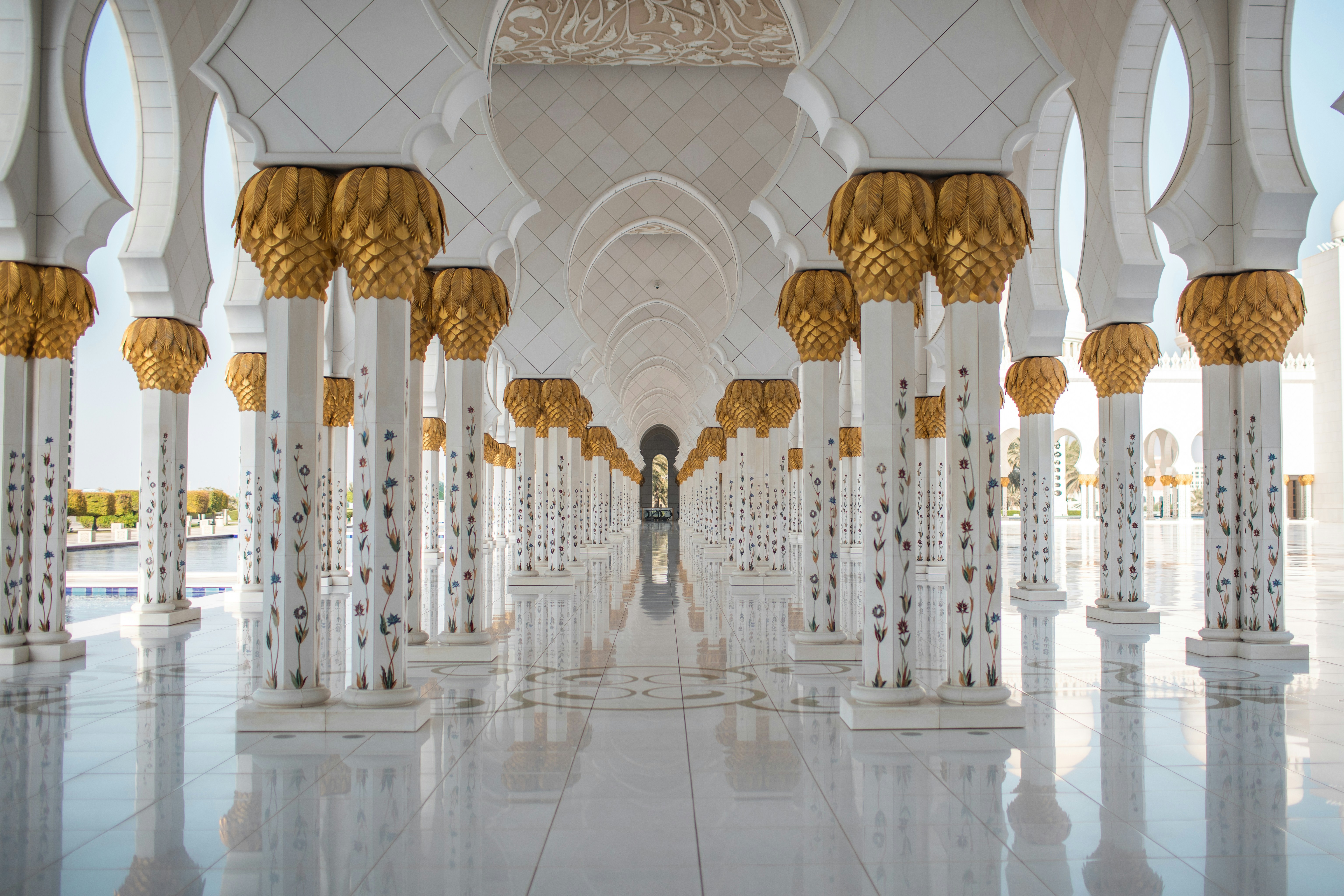 A white and gold building with columns and arches photo – Free Grand ...
