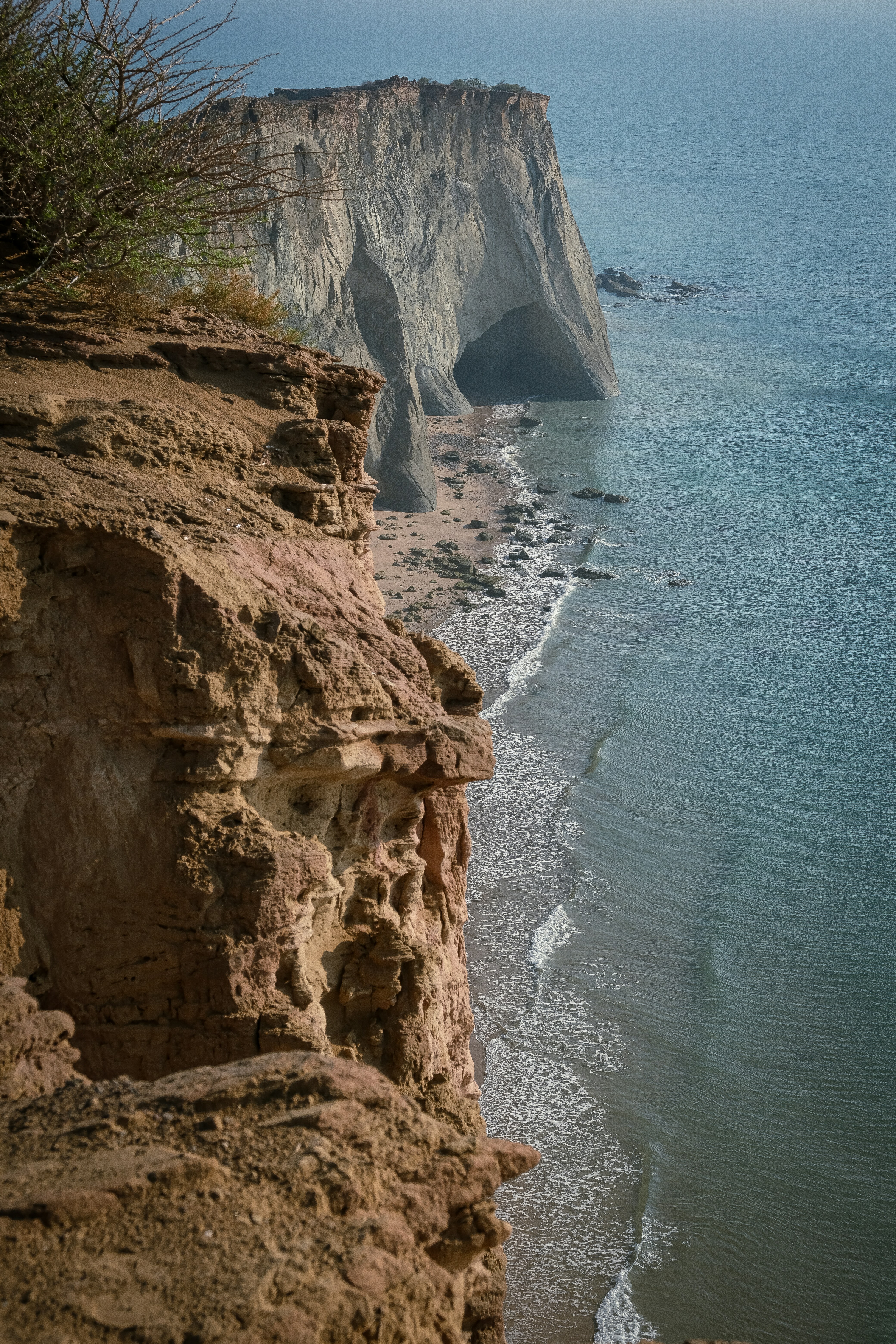 Une falaise rocheuse surplombe l’océan et la plage photo – Photo La ...
