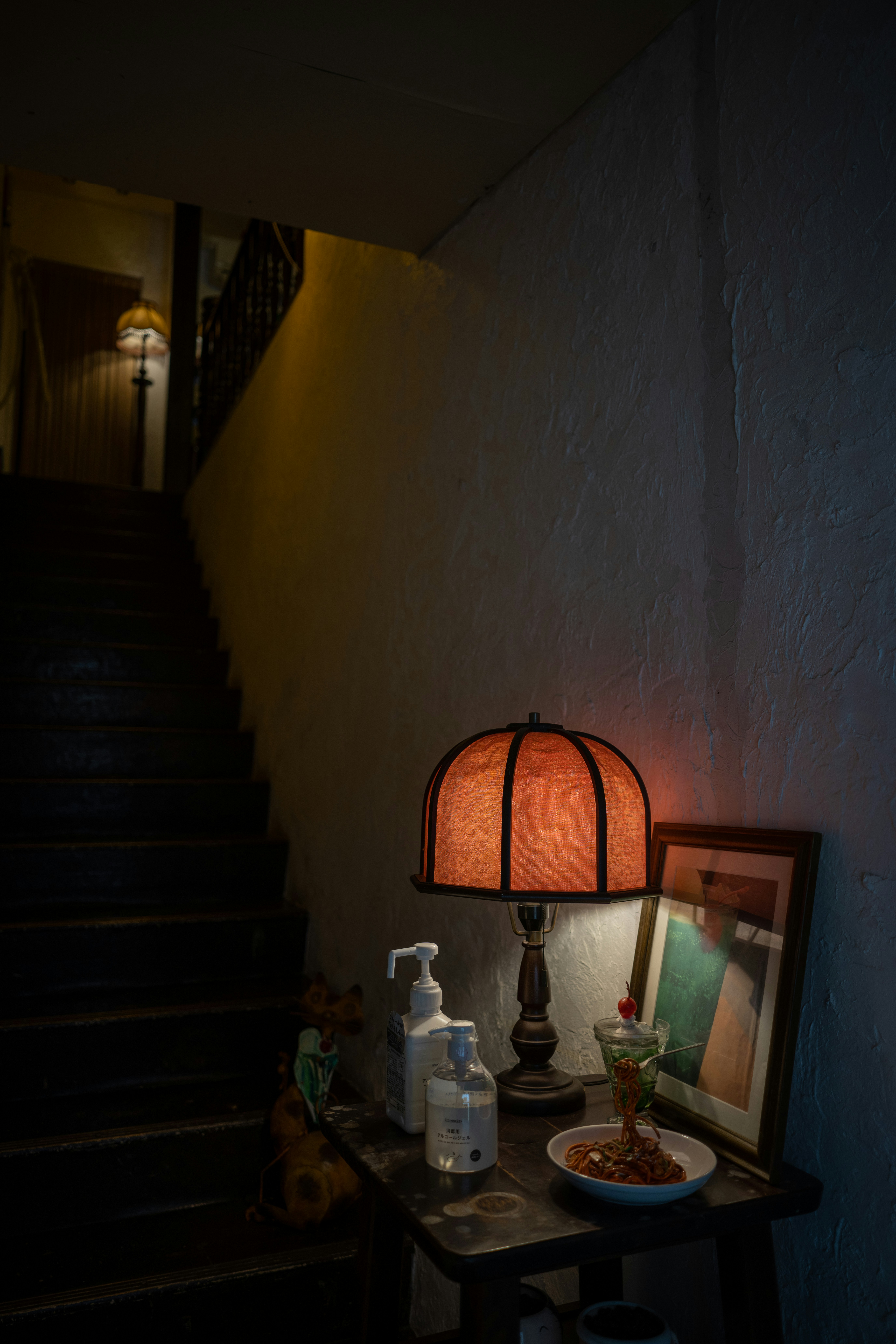 Amber Lamp at the Stairwell Table: Quiet Corner of Warmth