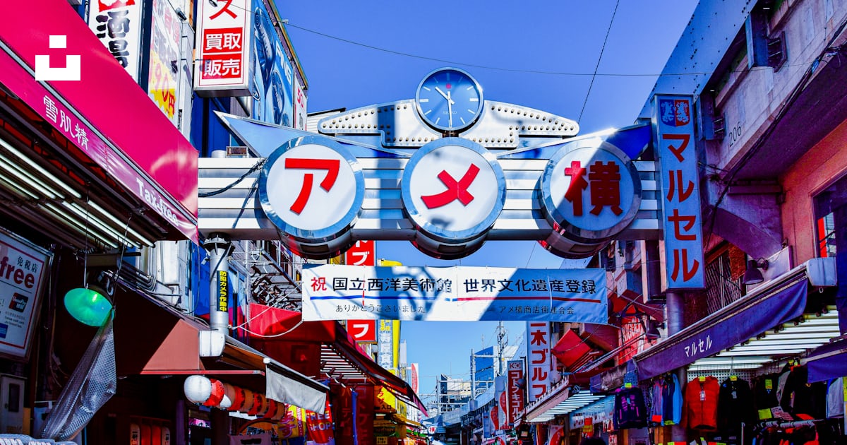 たくさんの看板でいっぱいの街の通りの写真 Unsplashの無料日本写真