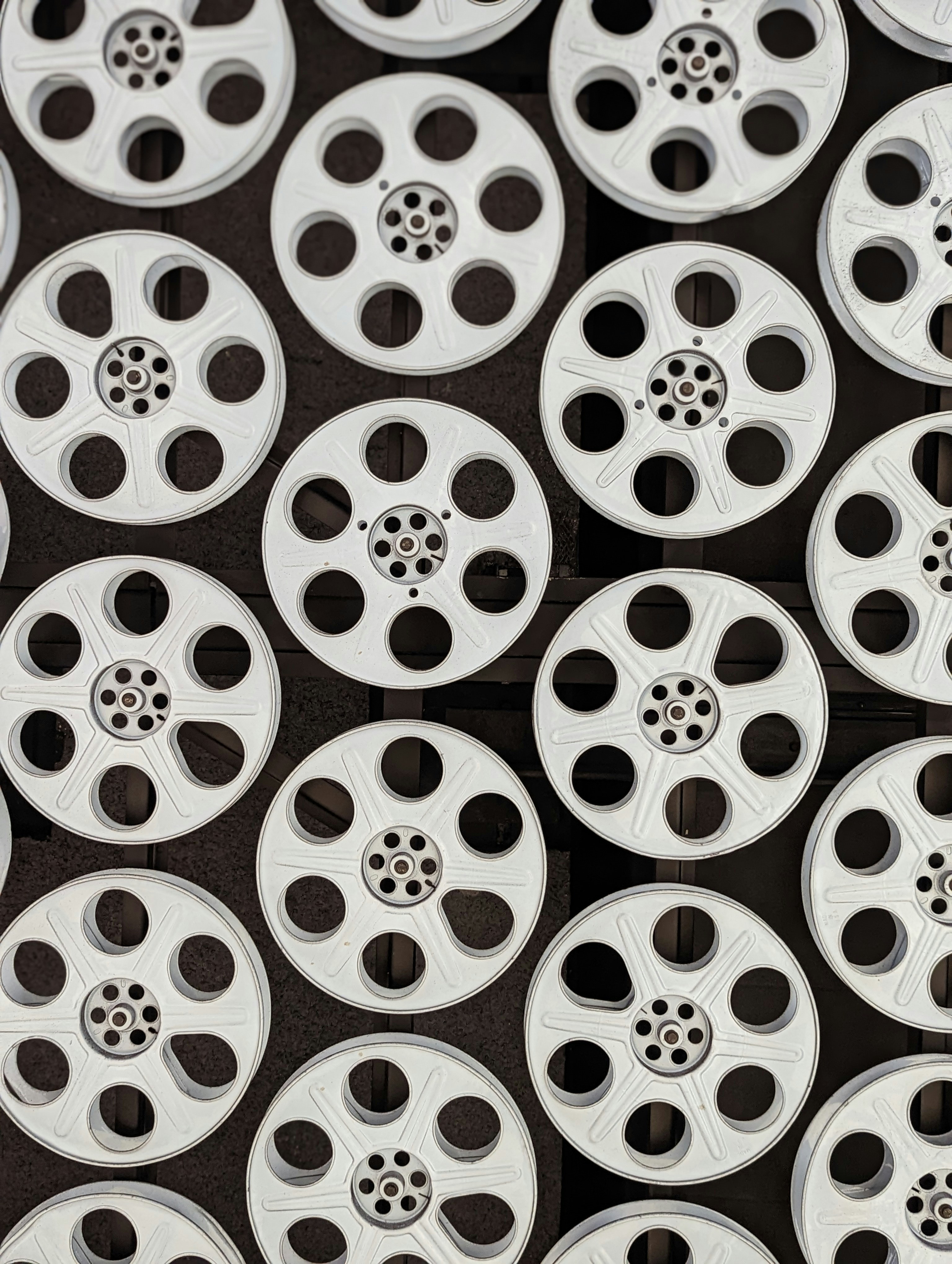 a lot of white wheels that are stacked on top of each other