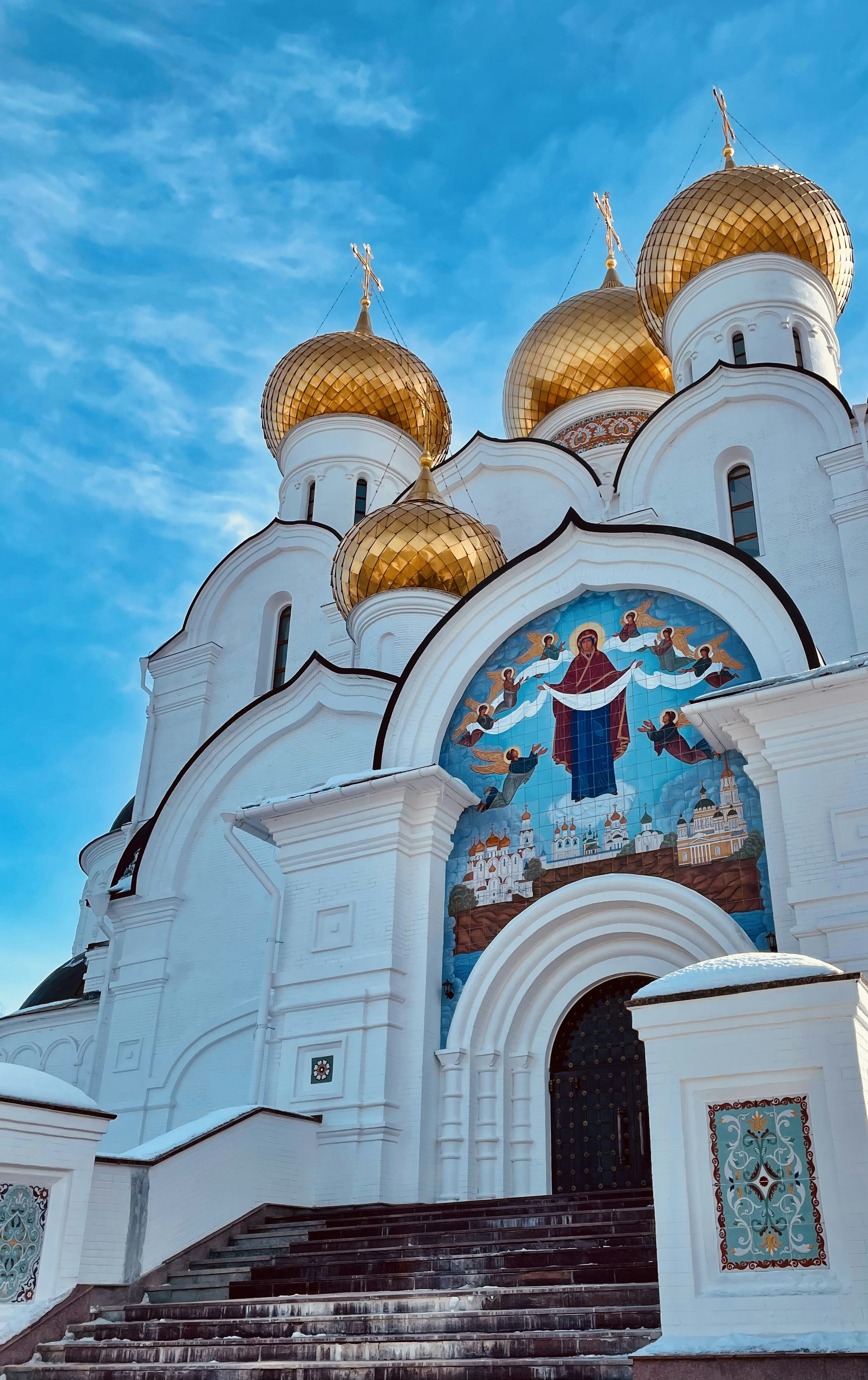 Eine weiße Kirche mit goldenen Kuppeln unter blauem Himmel Foto ...