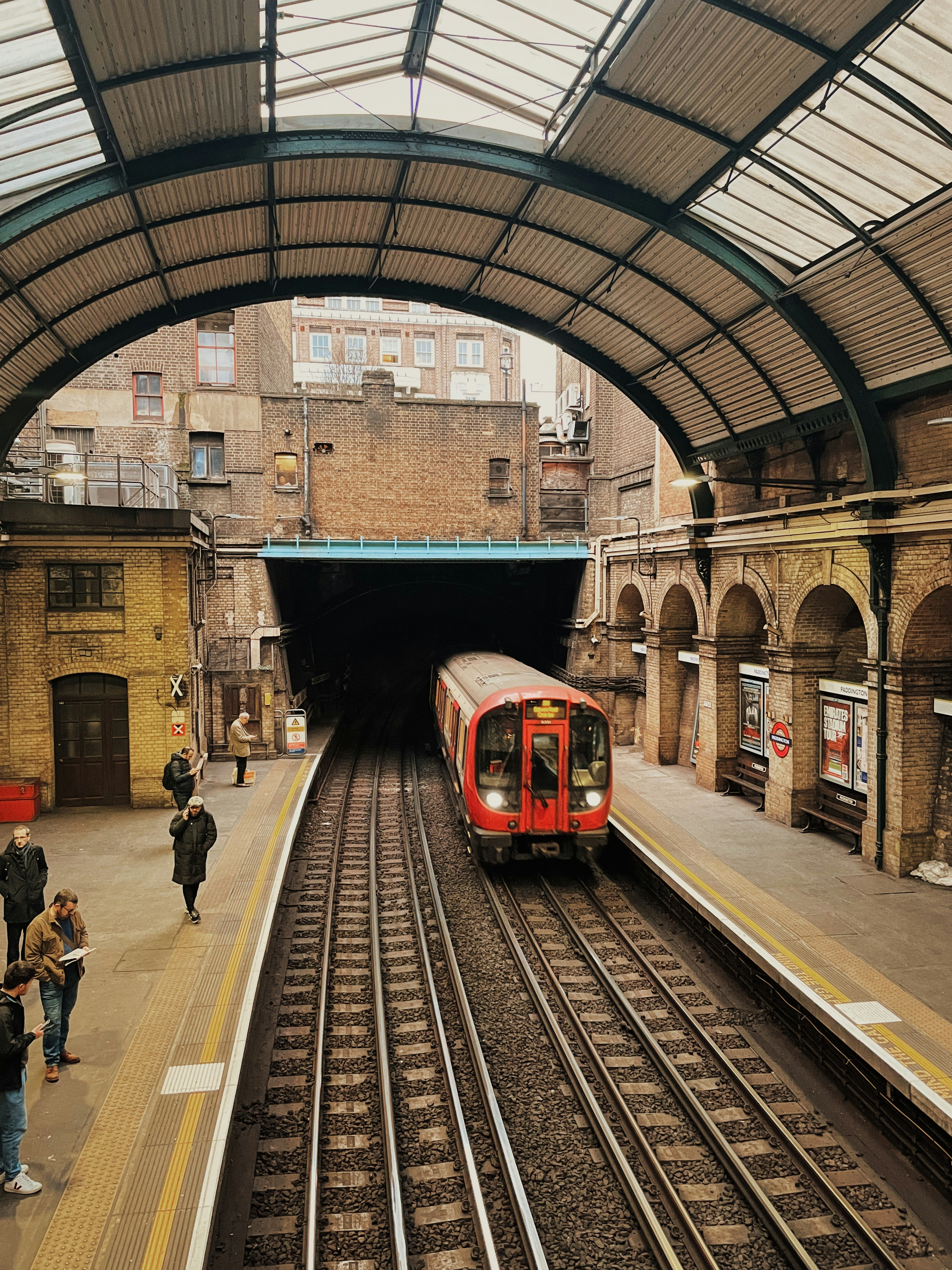 Un train entrant dans une gare à côté d’un quai photo – Photo Londres ...