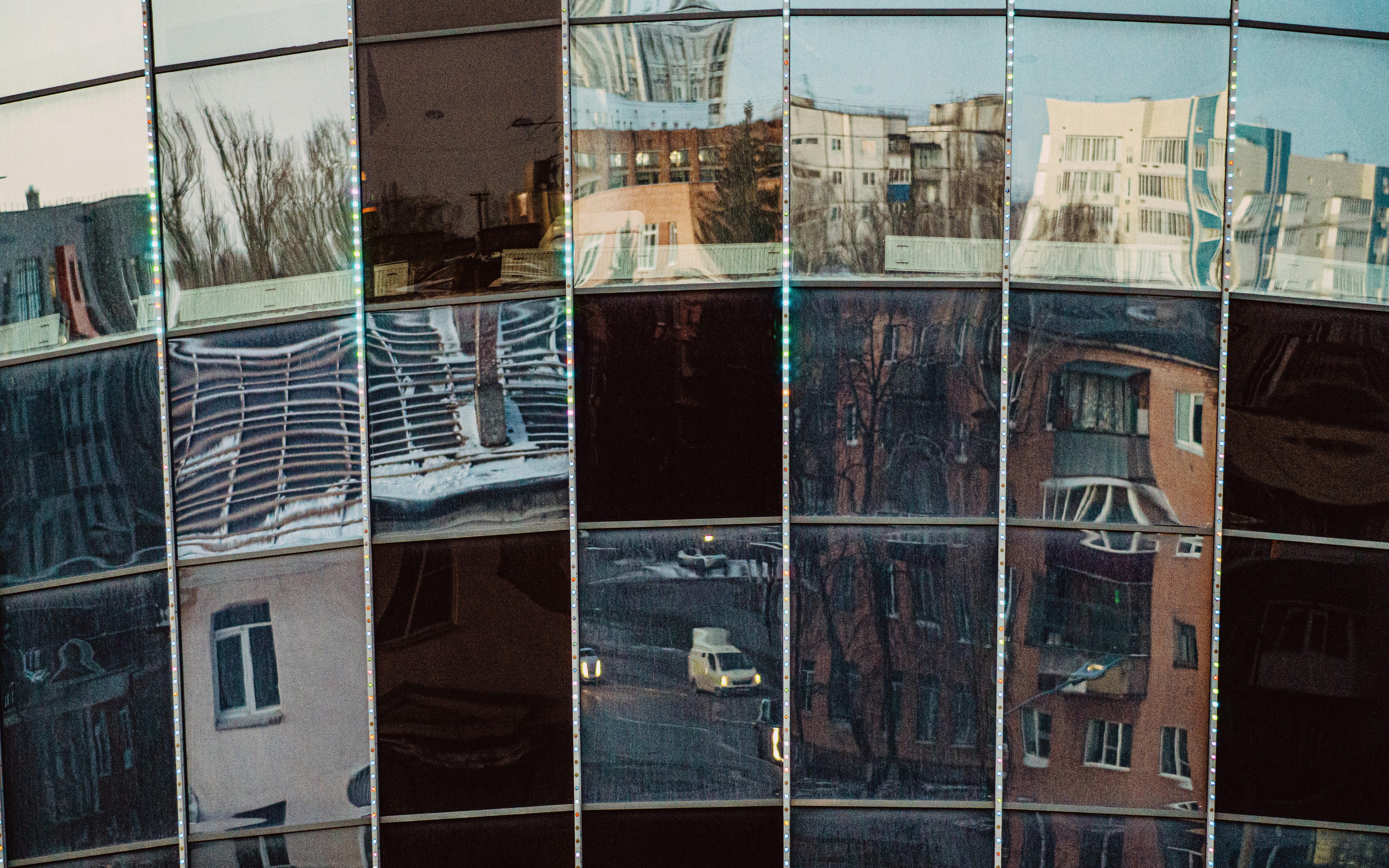 Le reflet des bâtiments dans les fenêtres d’un bâtiment photo – Photo ...