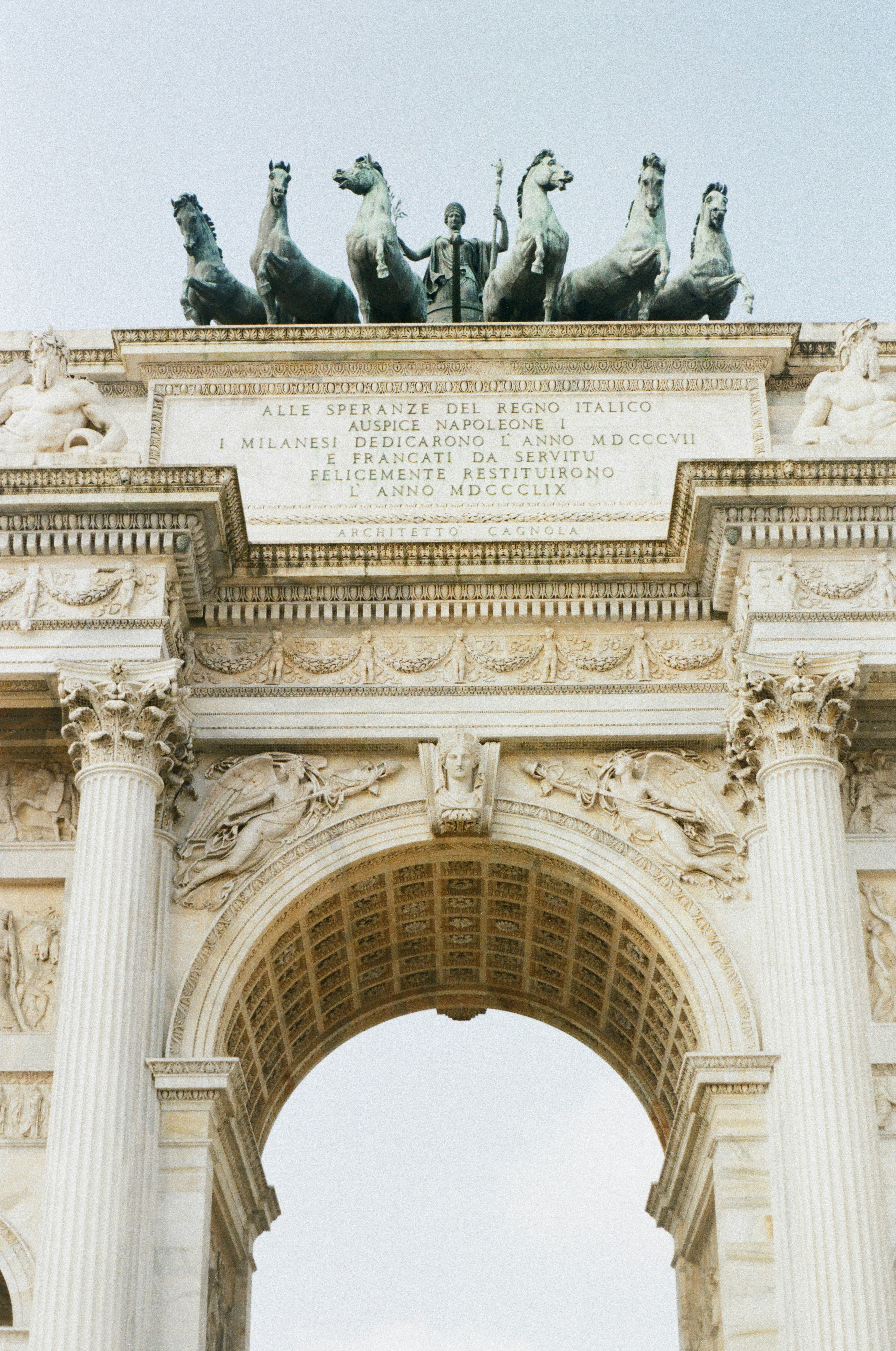 A large arch with statues on top of it photo – Free Italy Image on Unsplash
