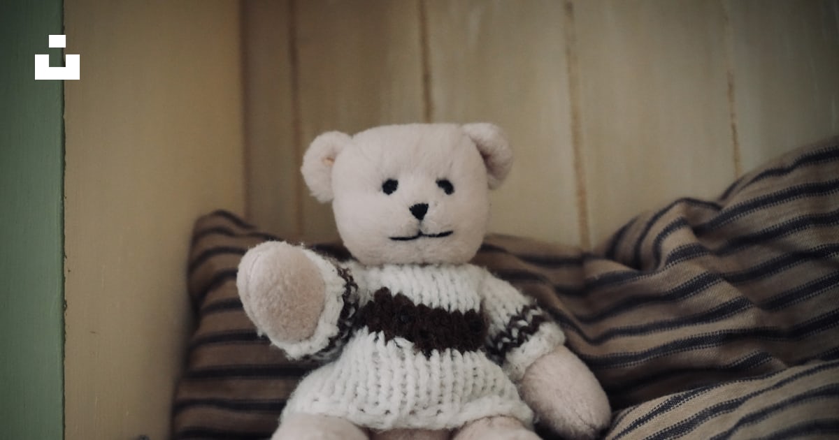 침대 위에 앉아 있는 테디베어 사진 Unsplash의 무료 곰 앉아서 이미지