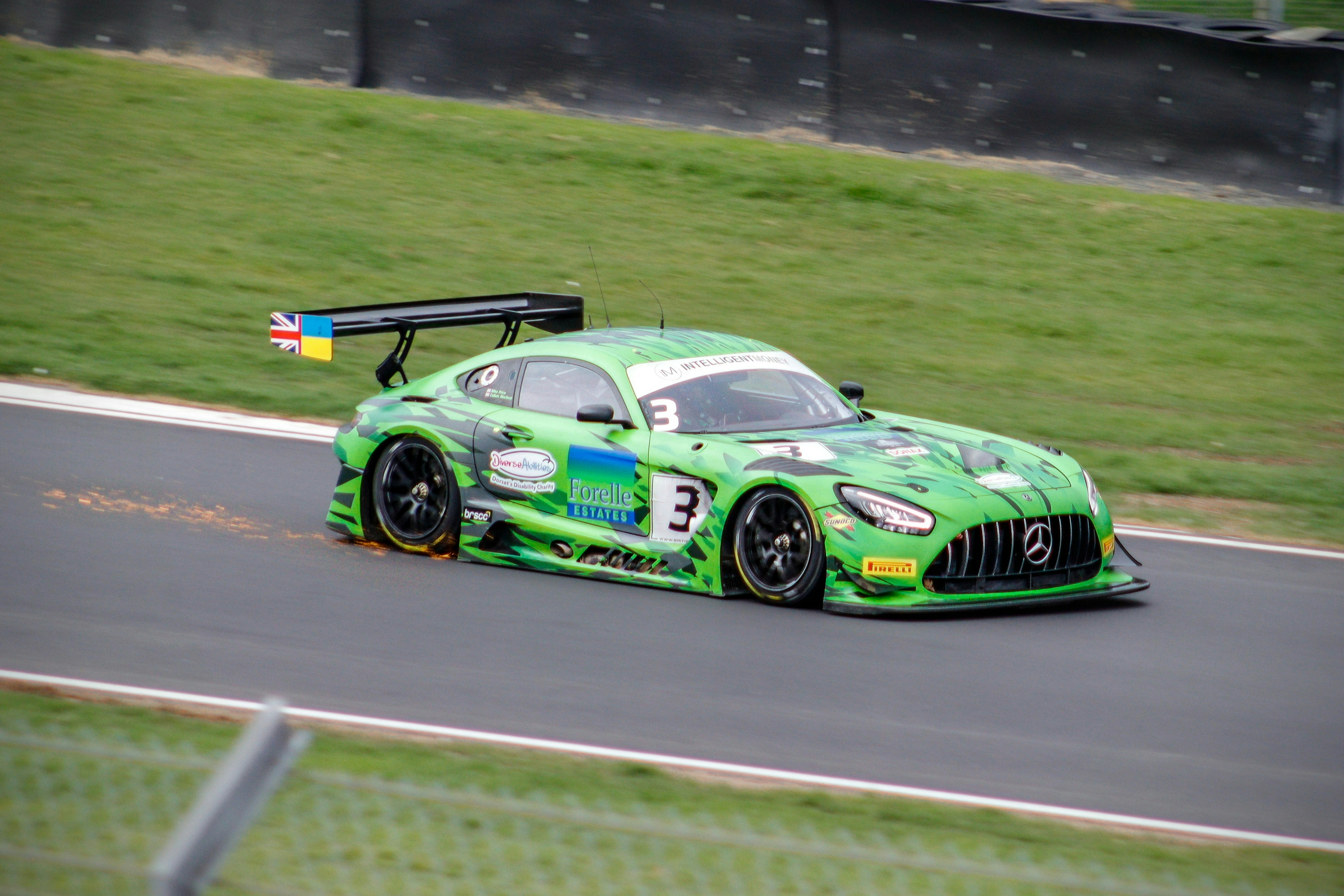 Une voiture de sport verte roulant sur une piste de course photo ...