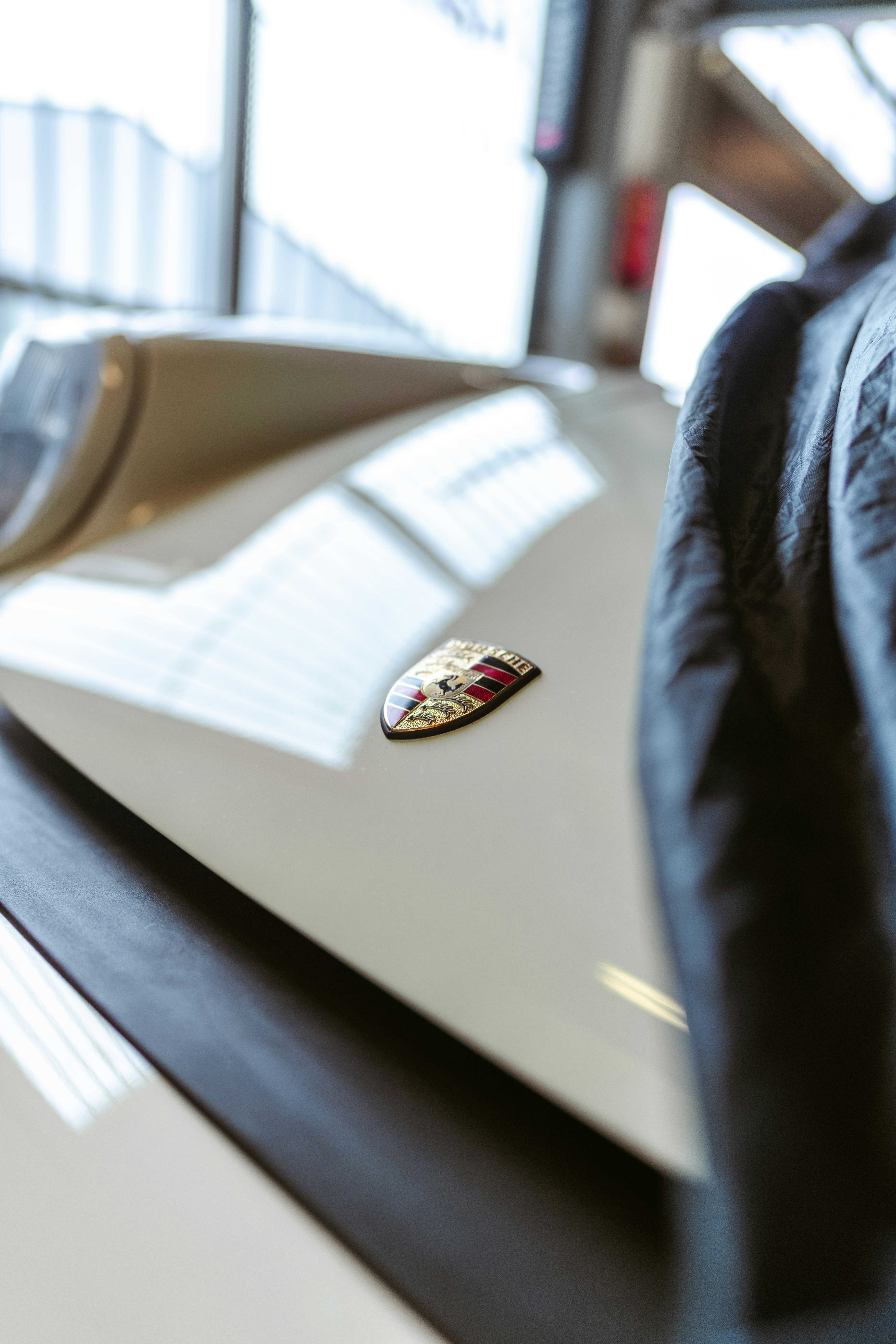 Un gros plan du capot d’une voiture photo – Photo Logo Gratuite sur ...