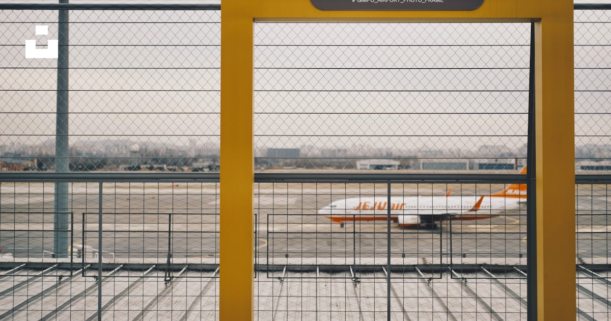 배경에 비행기가 있는 공항 게이트 사진 Unsplash의 무료 서울 이미지