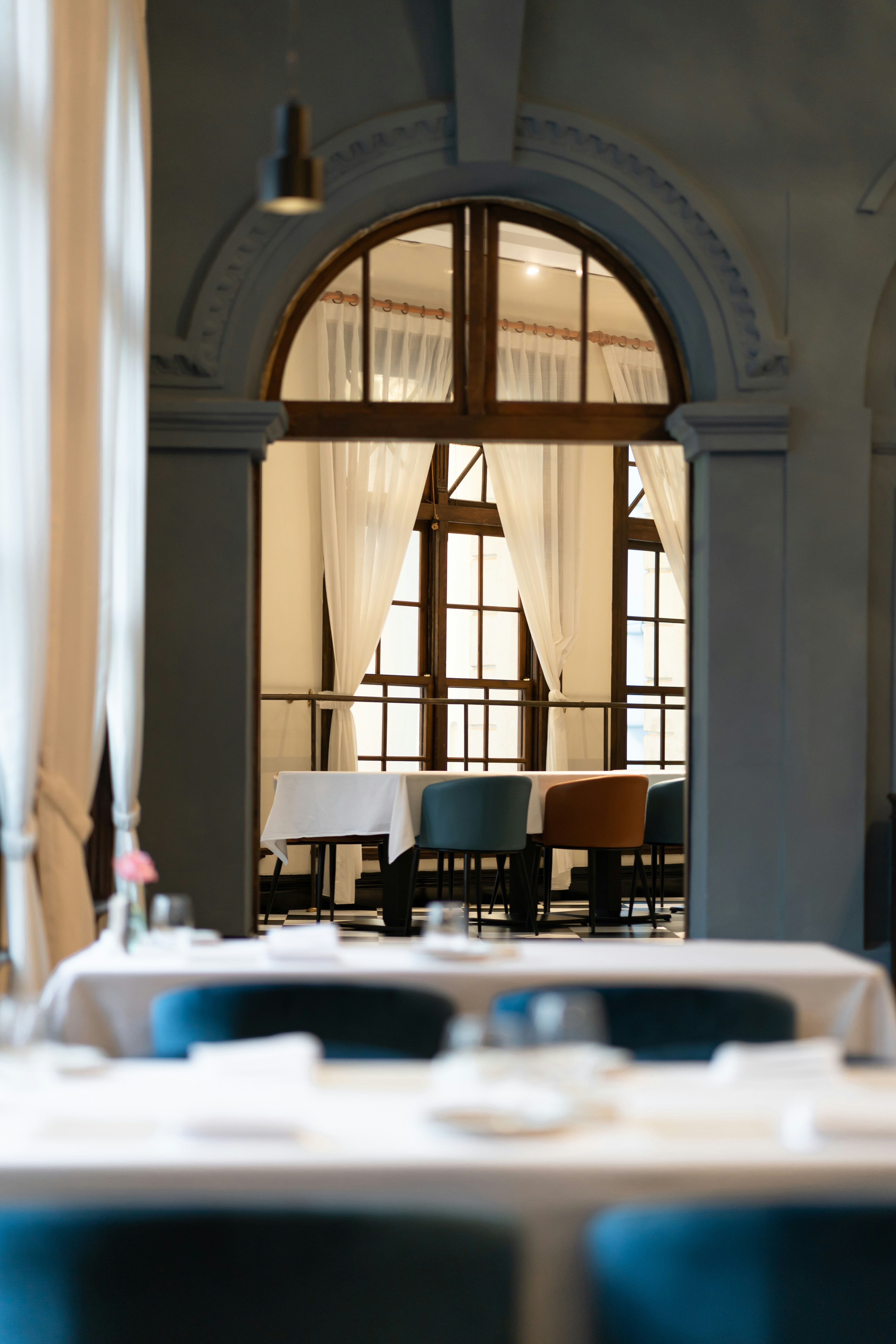 A restaurant with tables and chairs and a large window photo – Free ...