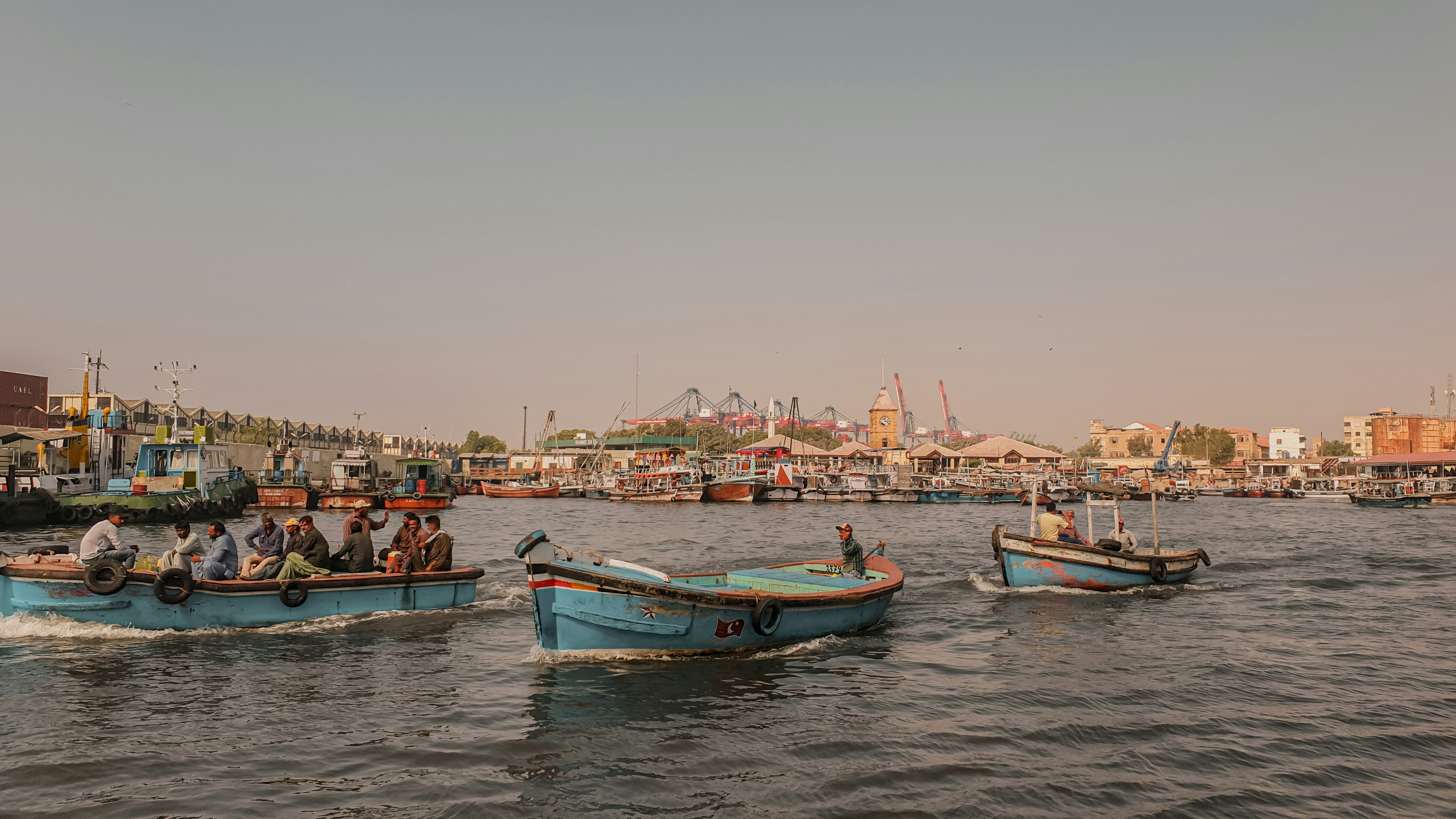 A group of people on small boats in the water photo – Free Keamari ...