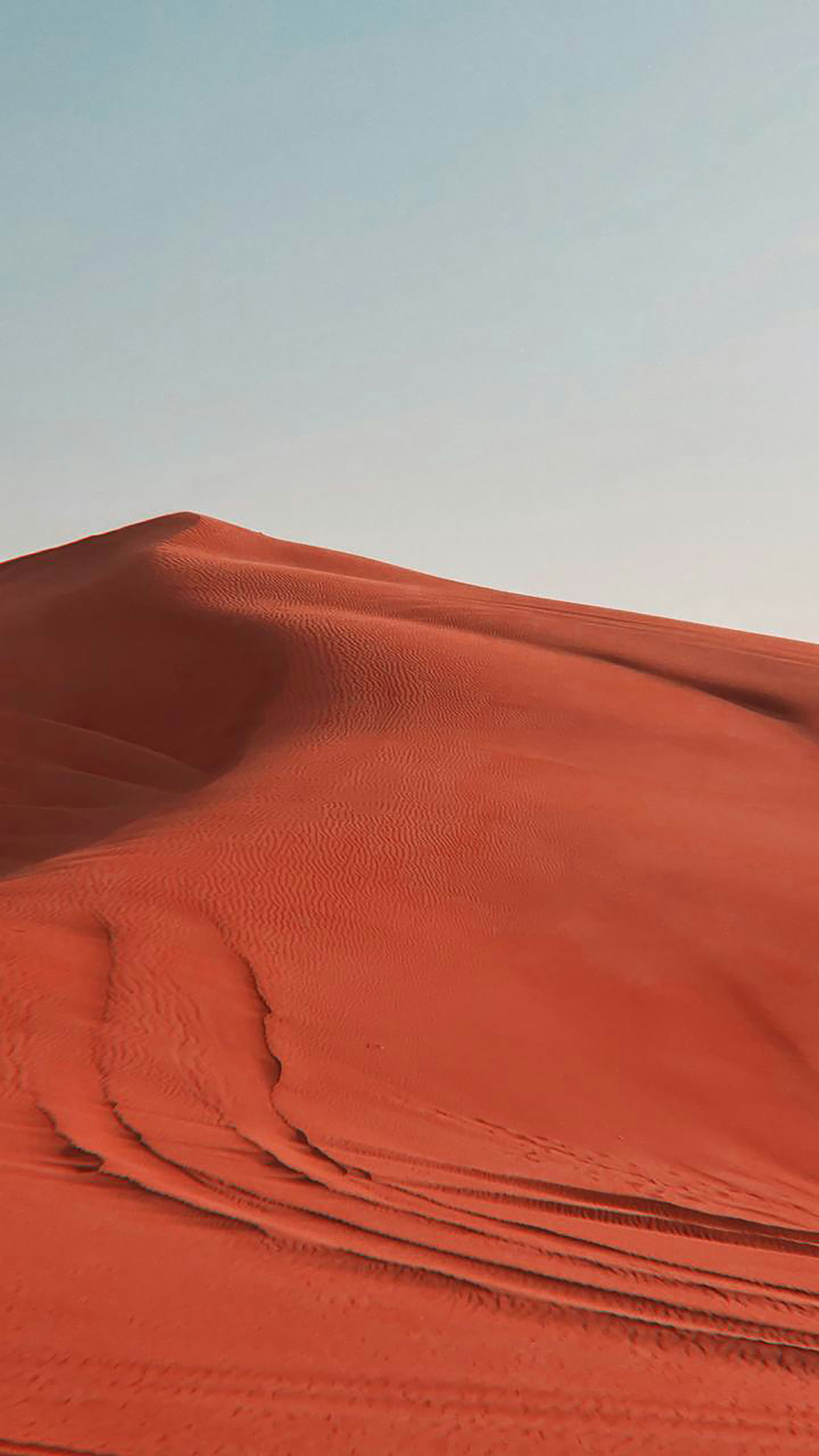 Une personne marchant à travers un grand désert rouge photo – Photo ...
