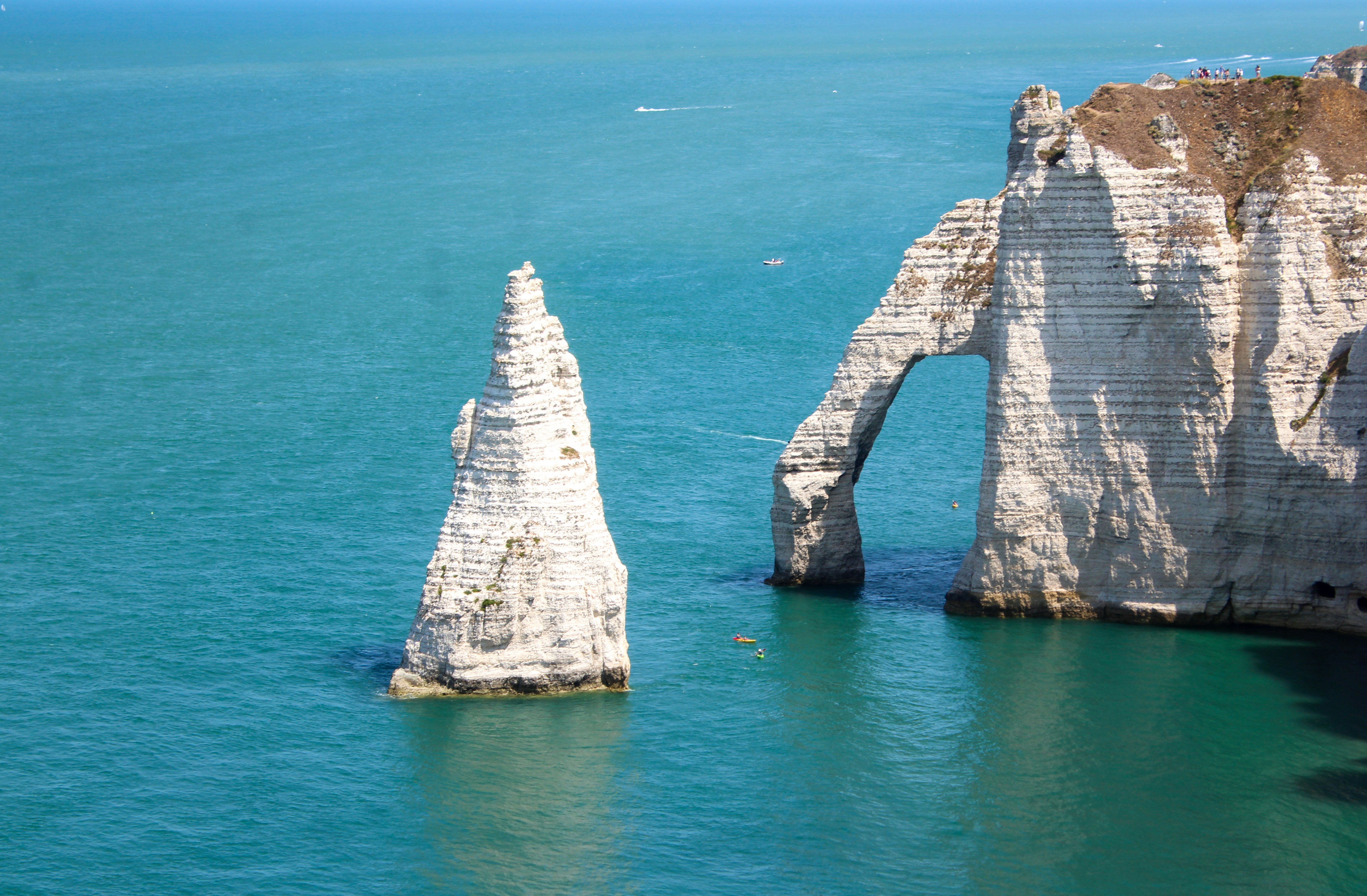 Une grande formation rocheuse au milieu d’un plan d’eau photo – Image ...