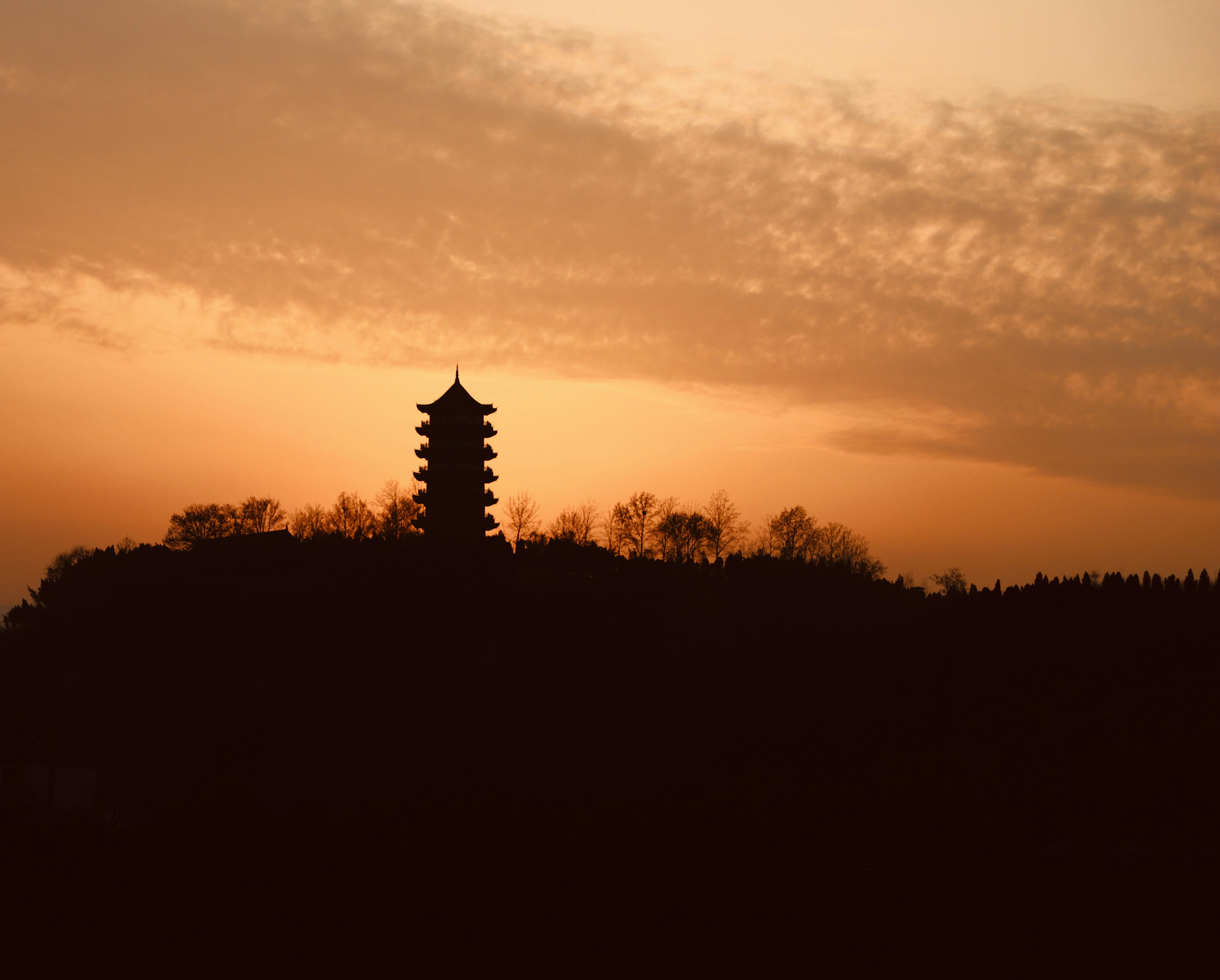 孤塔照夕阳