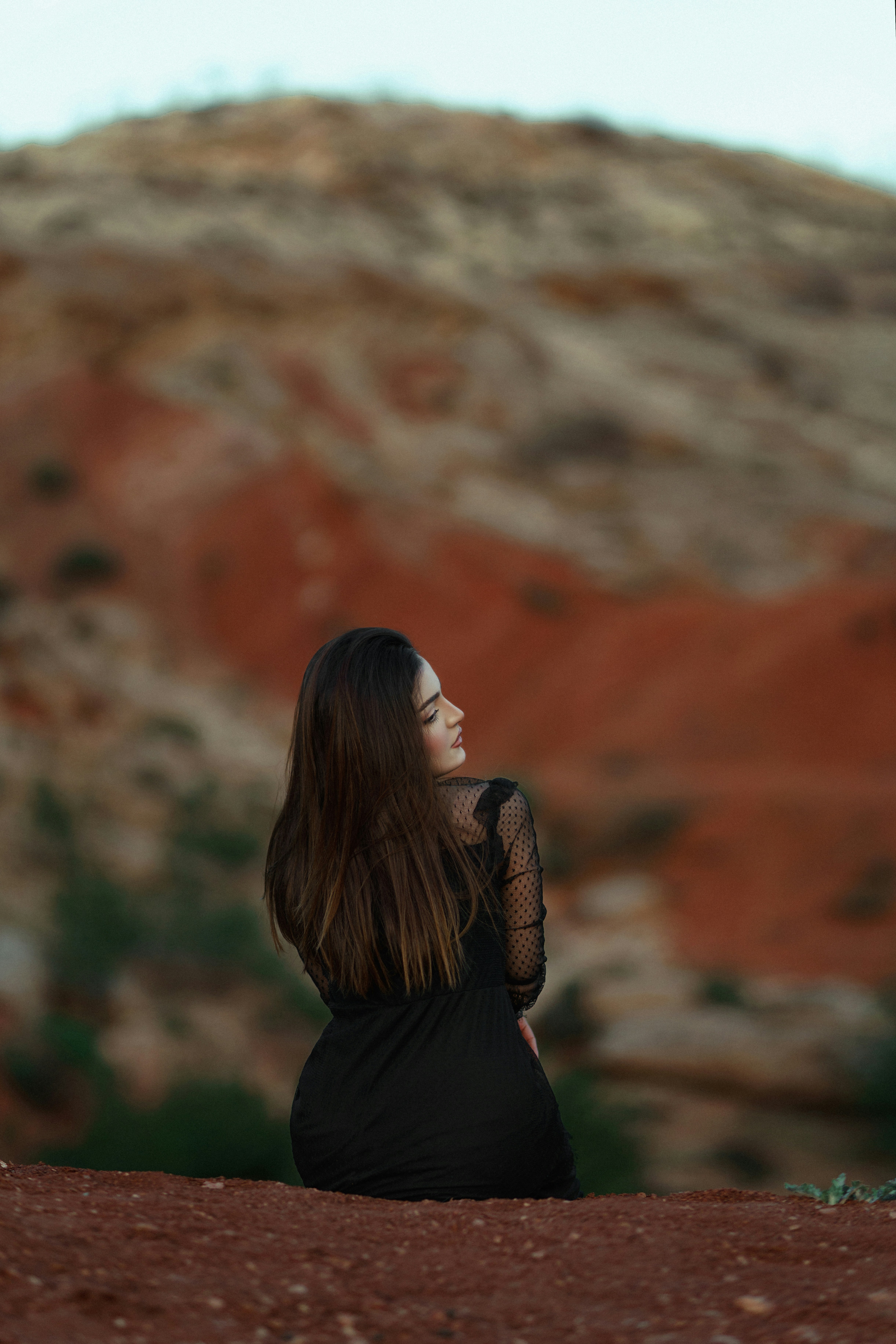 A woman in a black dress sitting on the ground photo – Free Irbil Image on Unsplash