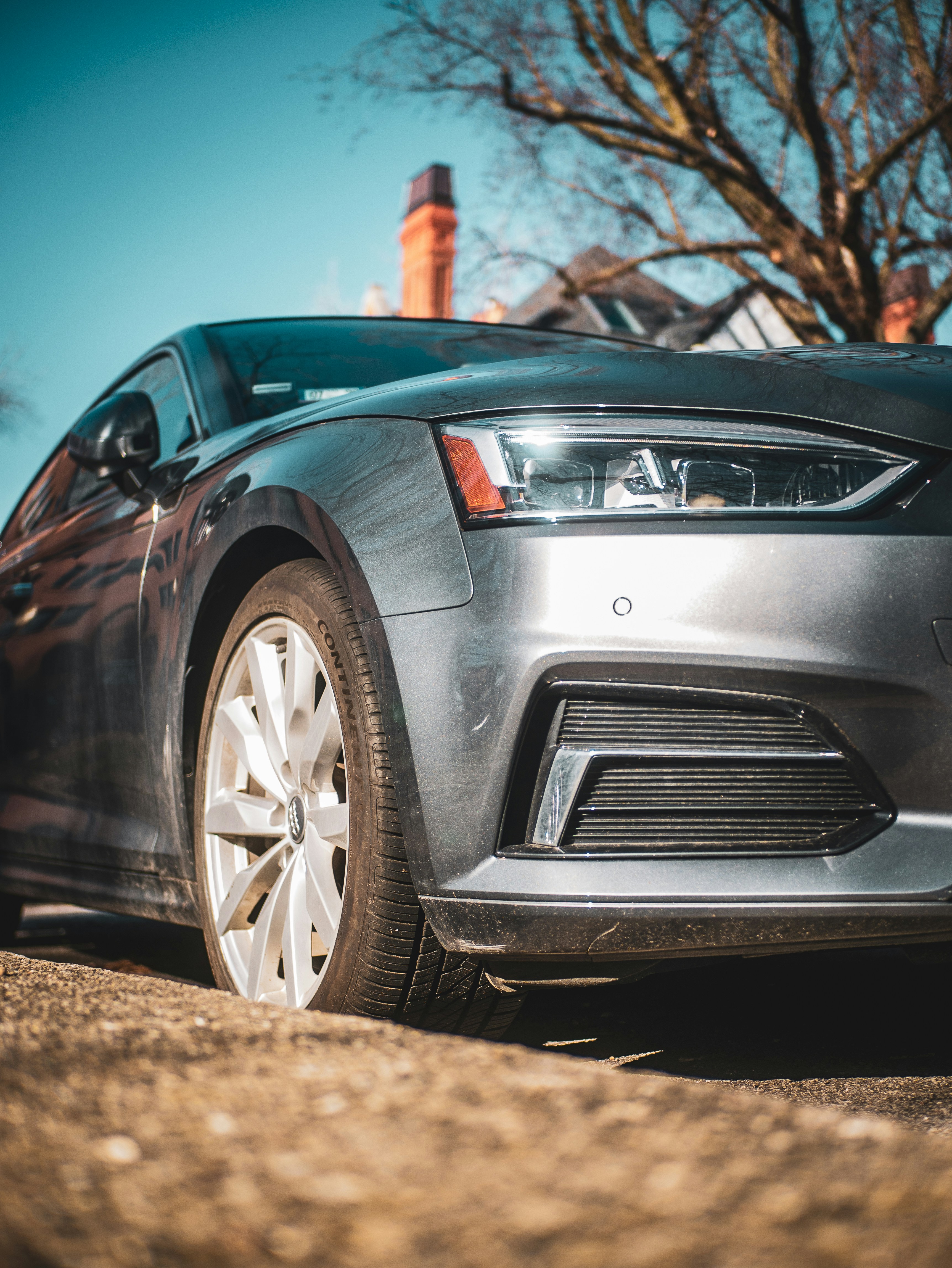 A car parked on the side of the road photo – Free Il Image on Unsplash