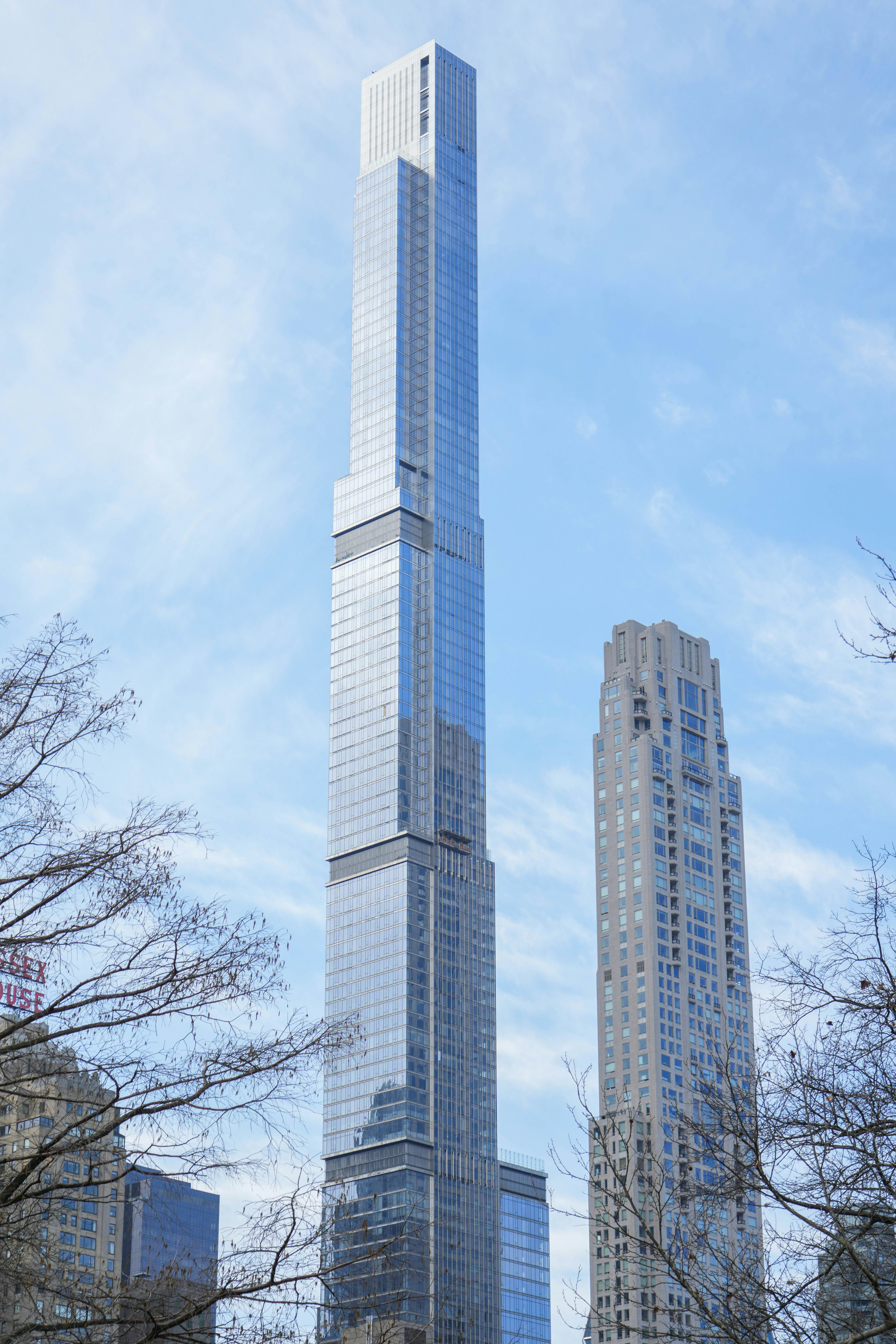 Foto Un edificio muy alto que se eleva sobre una ciudad – Imagen Nueva ...