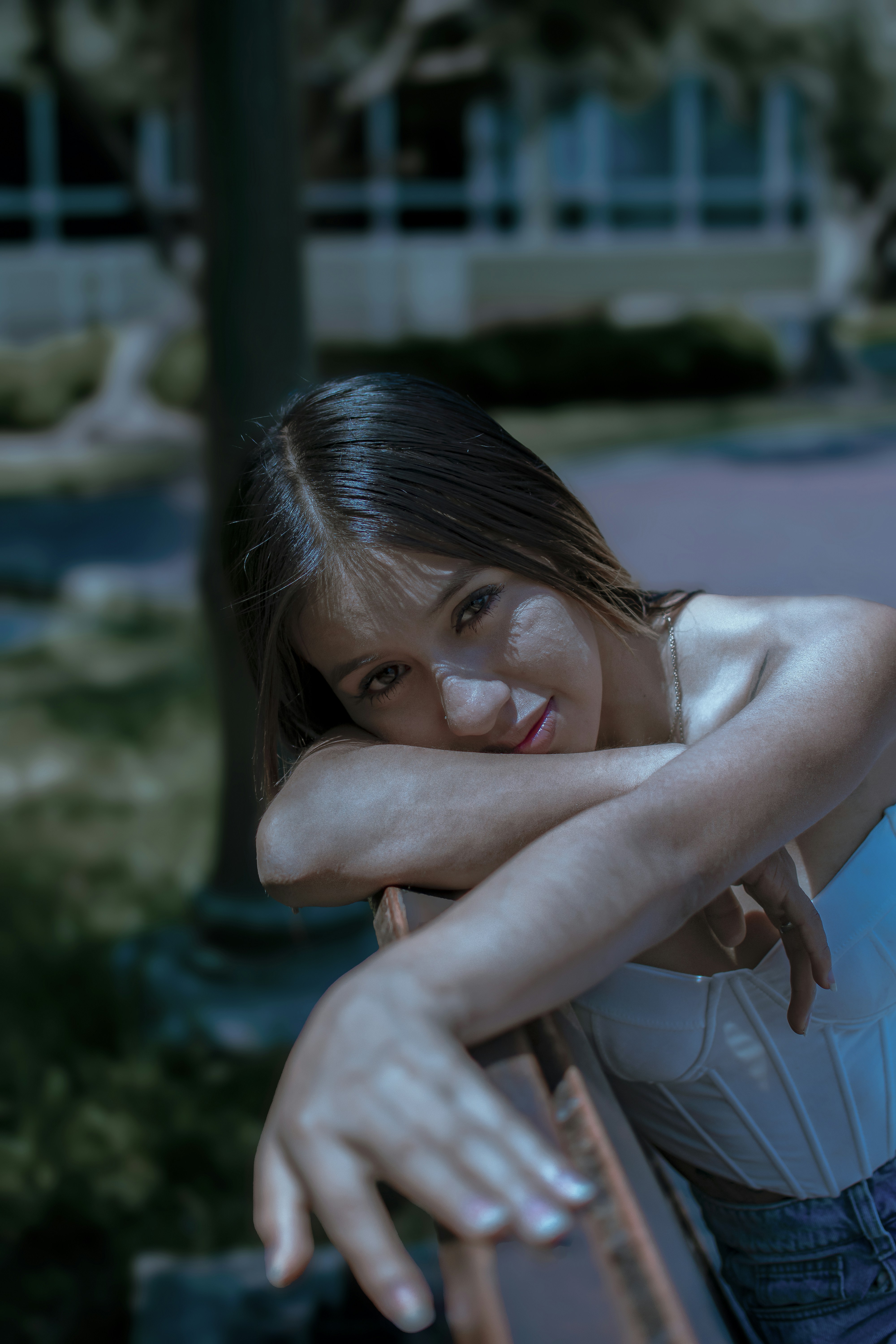 A woman leaning on a bench in a park photo – Free Fashion Image on Unsplash