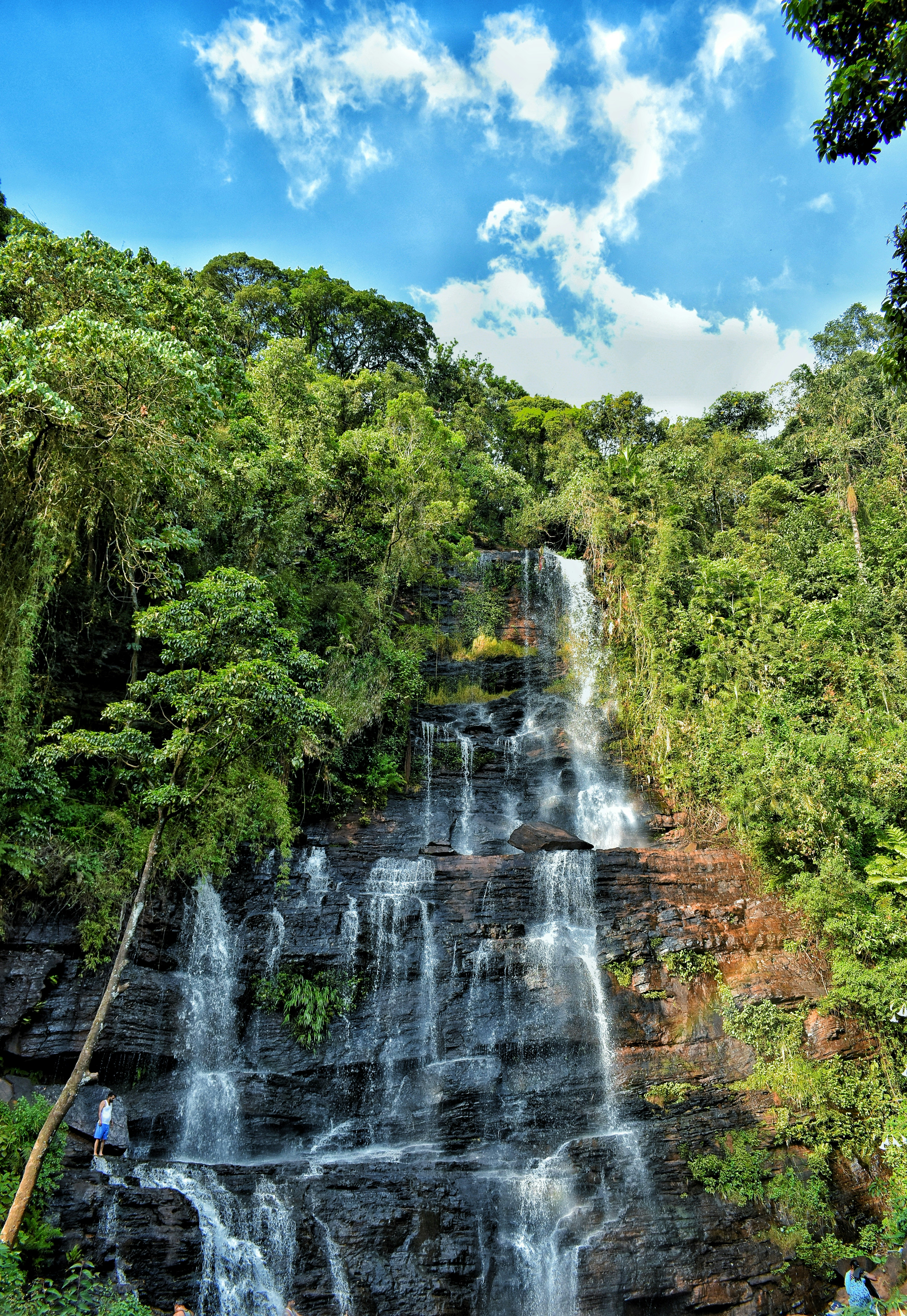 Un groupe de personnes debout devant une cascade photo – Photo Chikmagalur Gratuite sur Unsplash