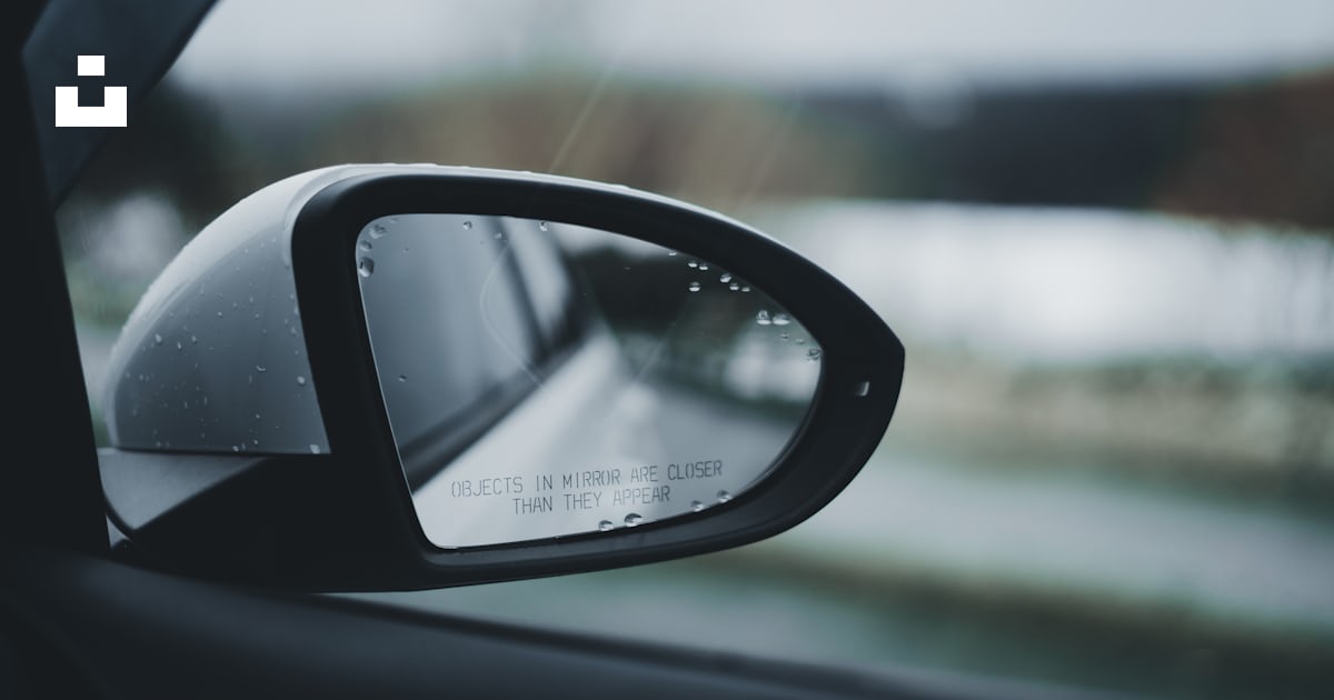 Foto Espejo Retrovisor Lateral De Un Automóvil Con El Reflejo De Un