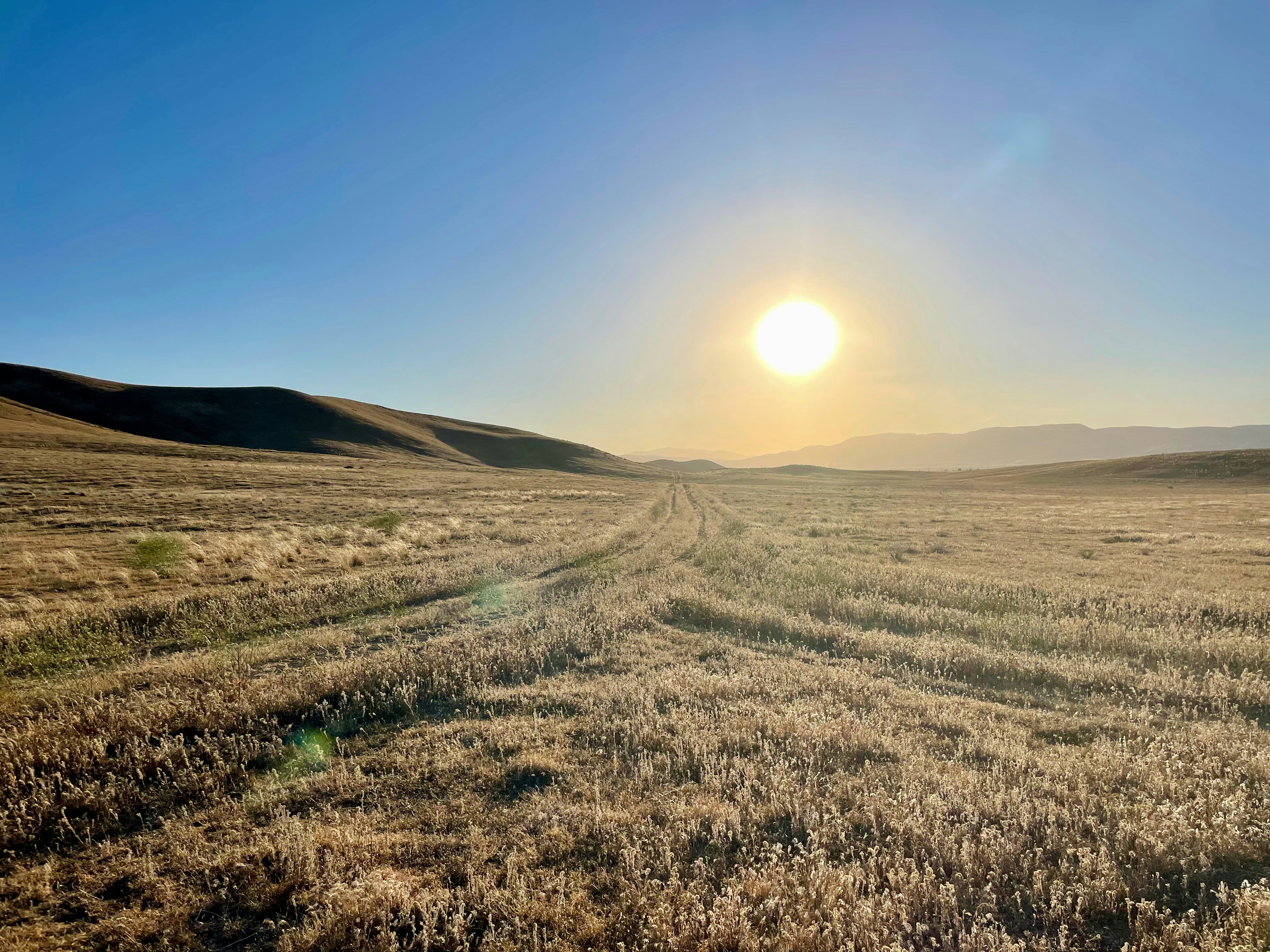 The sun is setting over a wide open field photo – Free États-unis Image ...