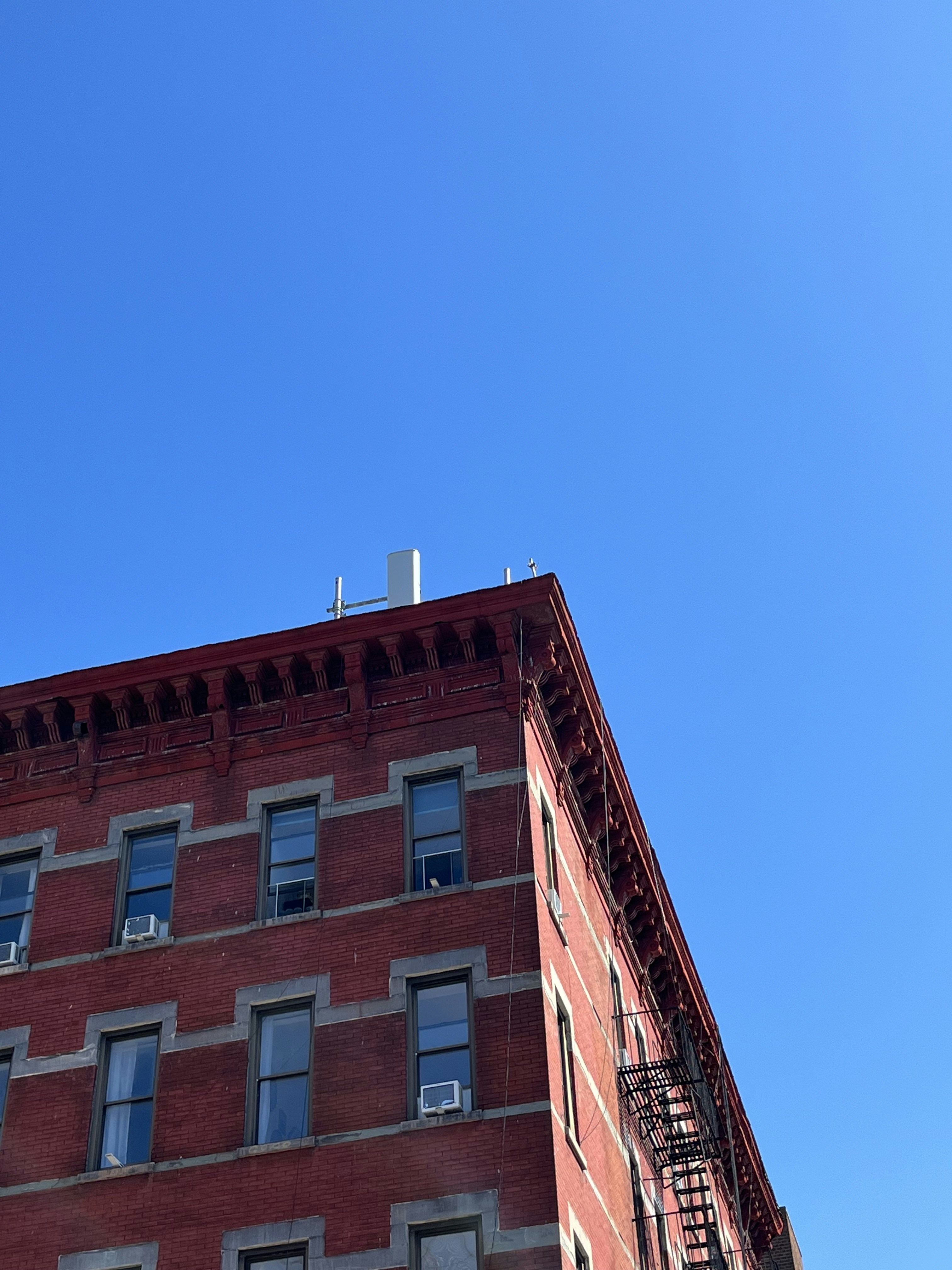 A tall red brick building with a sky background photo – Free Urban ...