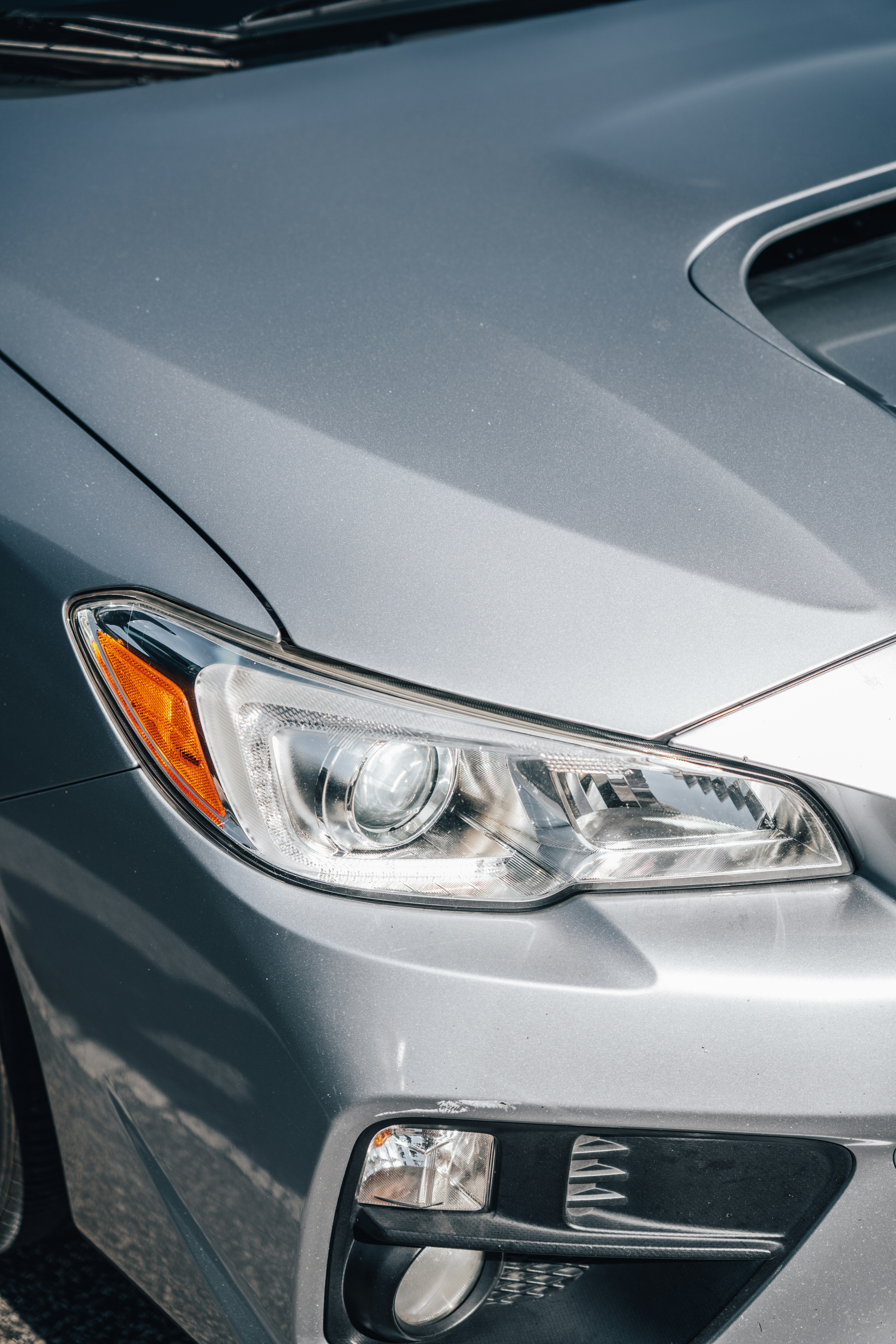 Un primer plano de la parte delantera de un coche foto – Imagen ...