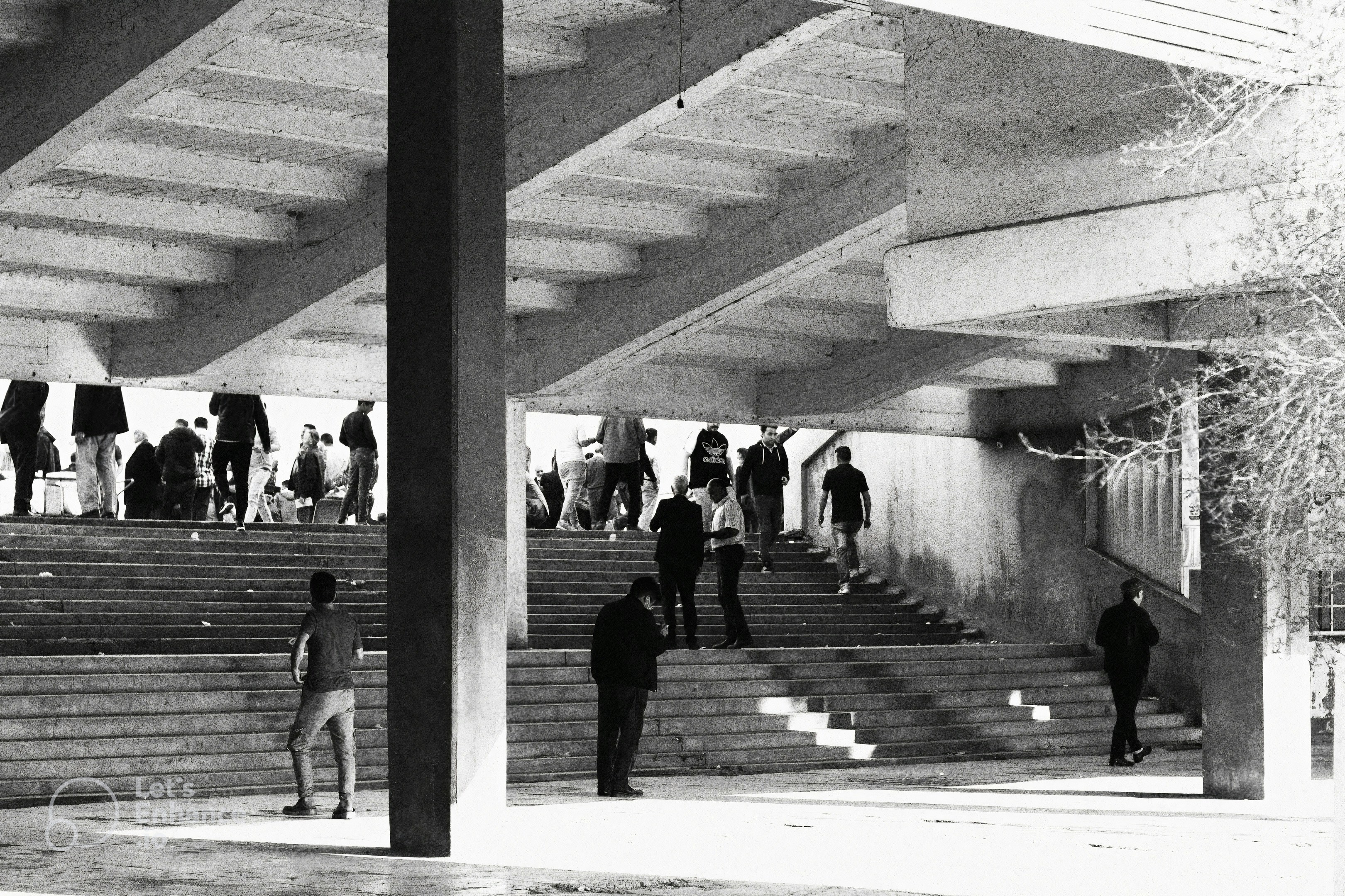 Un groupe de personnes montant et descendant des escaliers photo ...