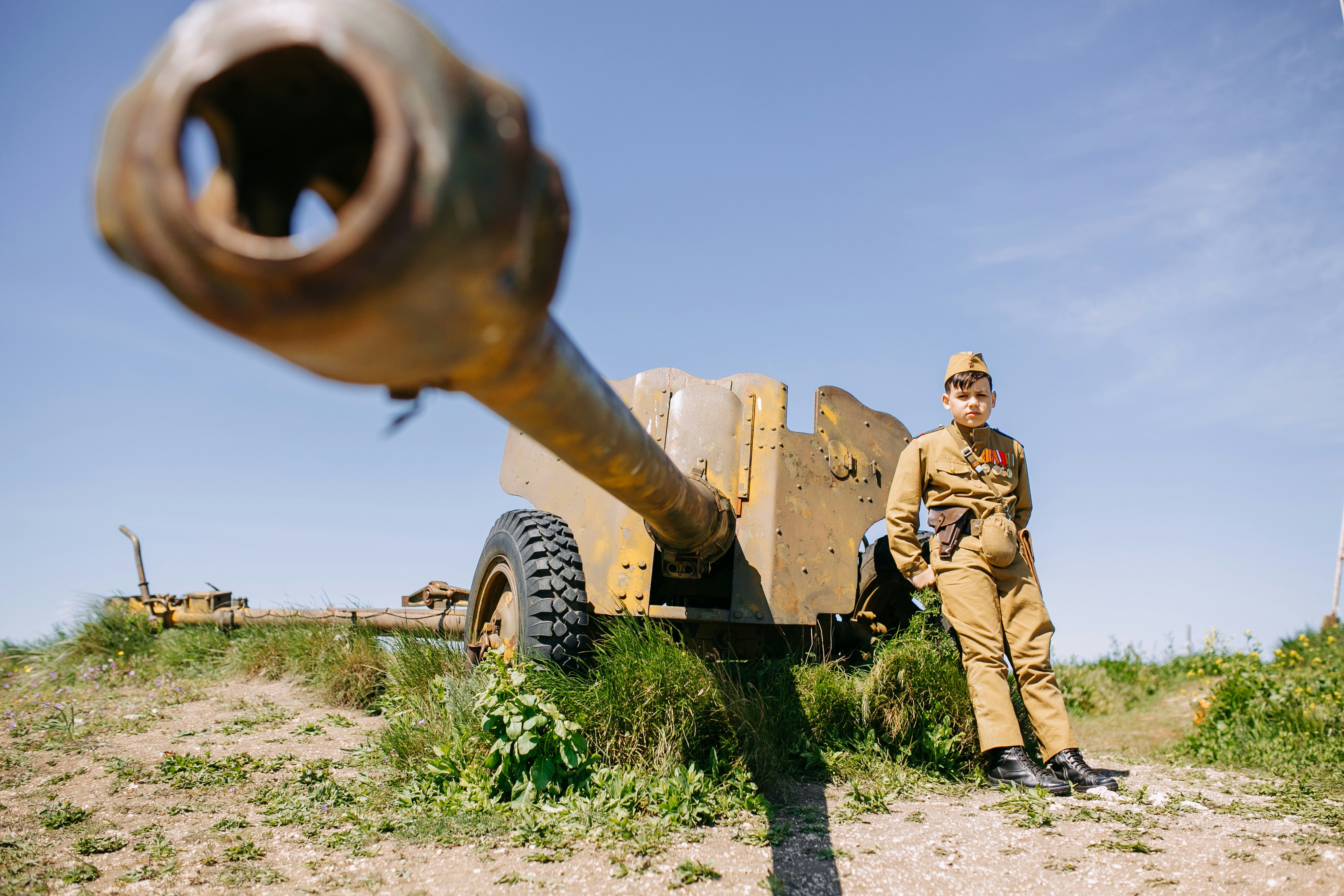 Giant Barrel, Quiet Sentinel: a Soldier and Artillery Under Open Sky