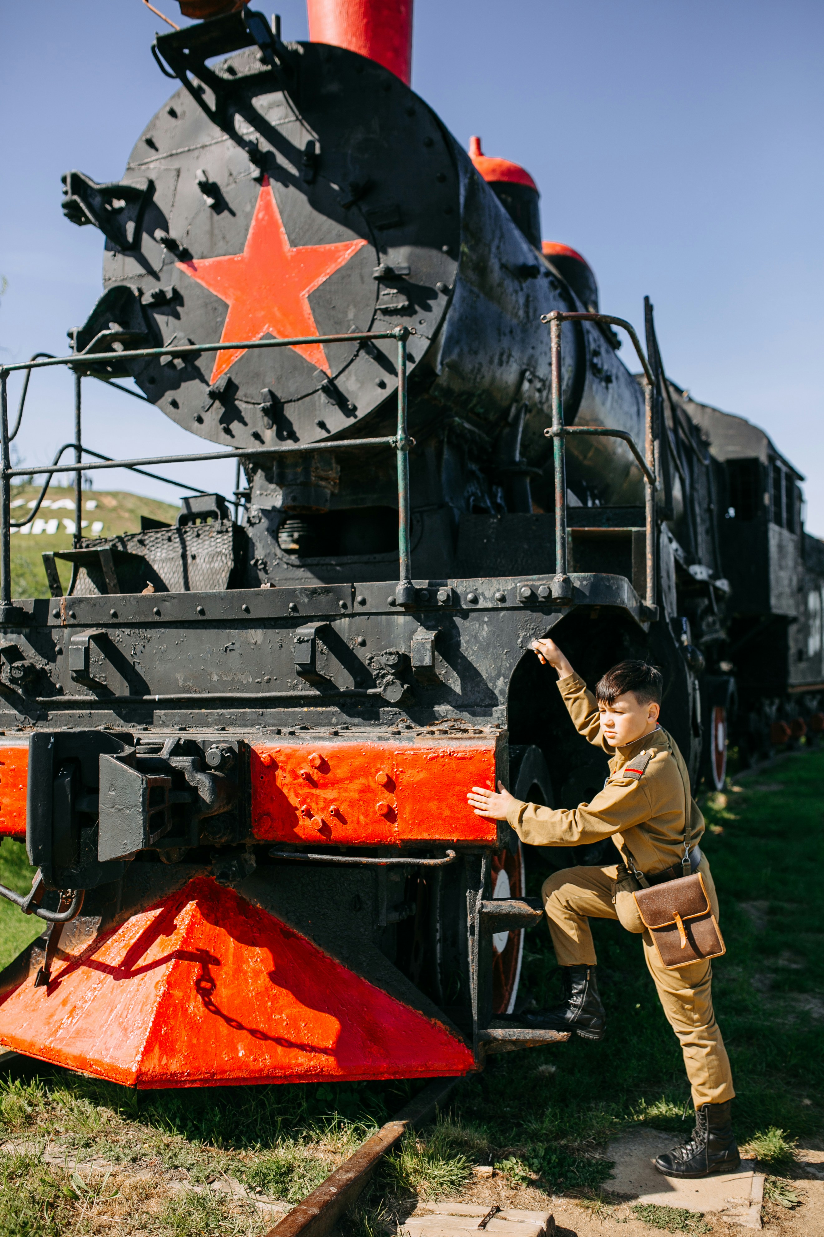 Мальчик в форме ВОВ. Военная техника