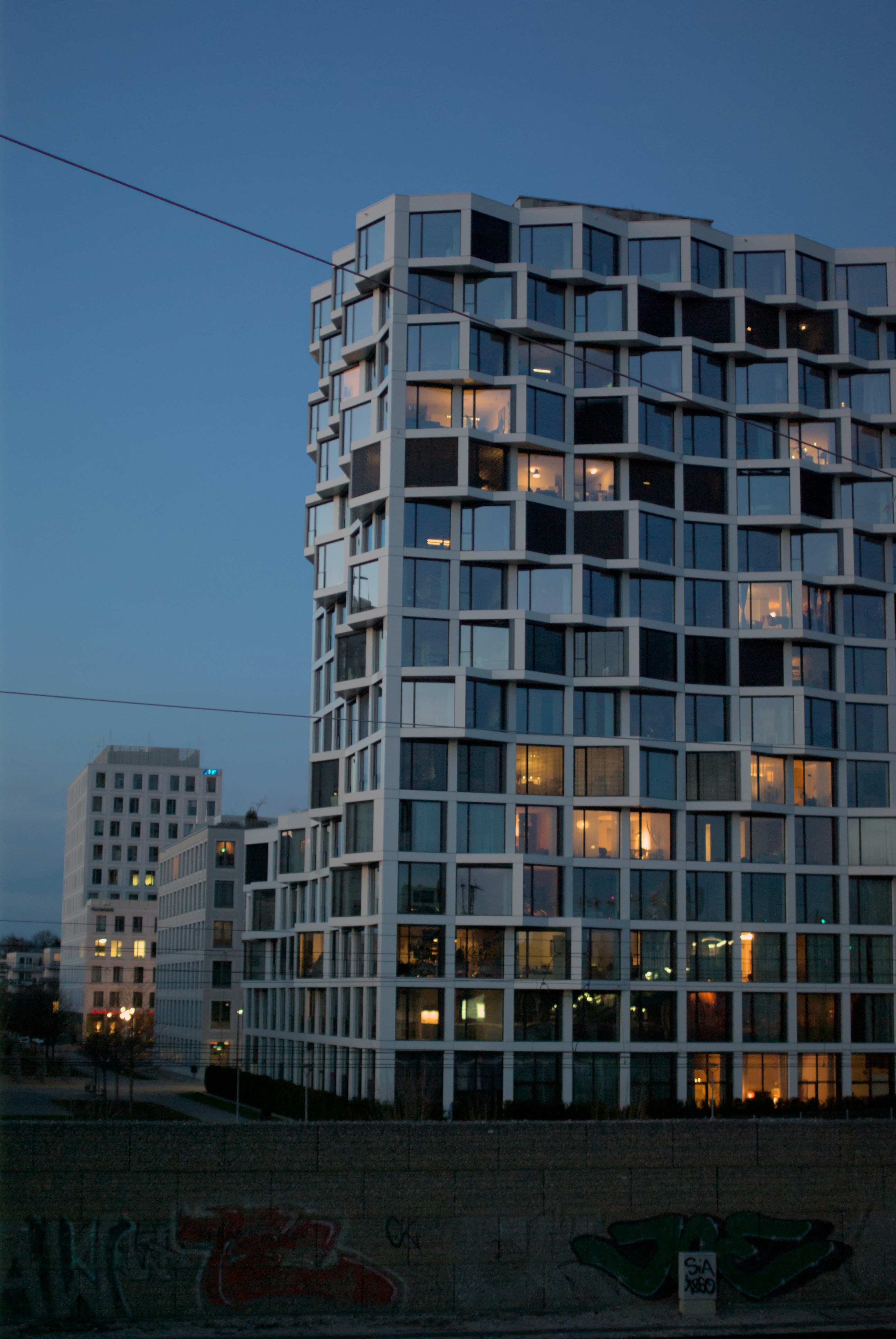 A very tall building with lots of windows photo – Free Building Image ...