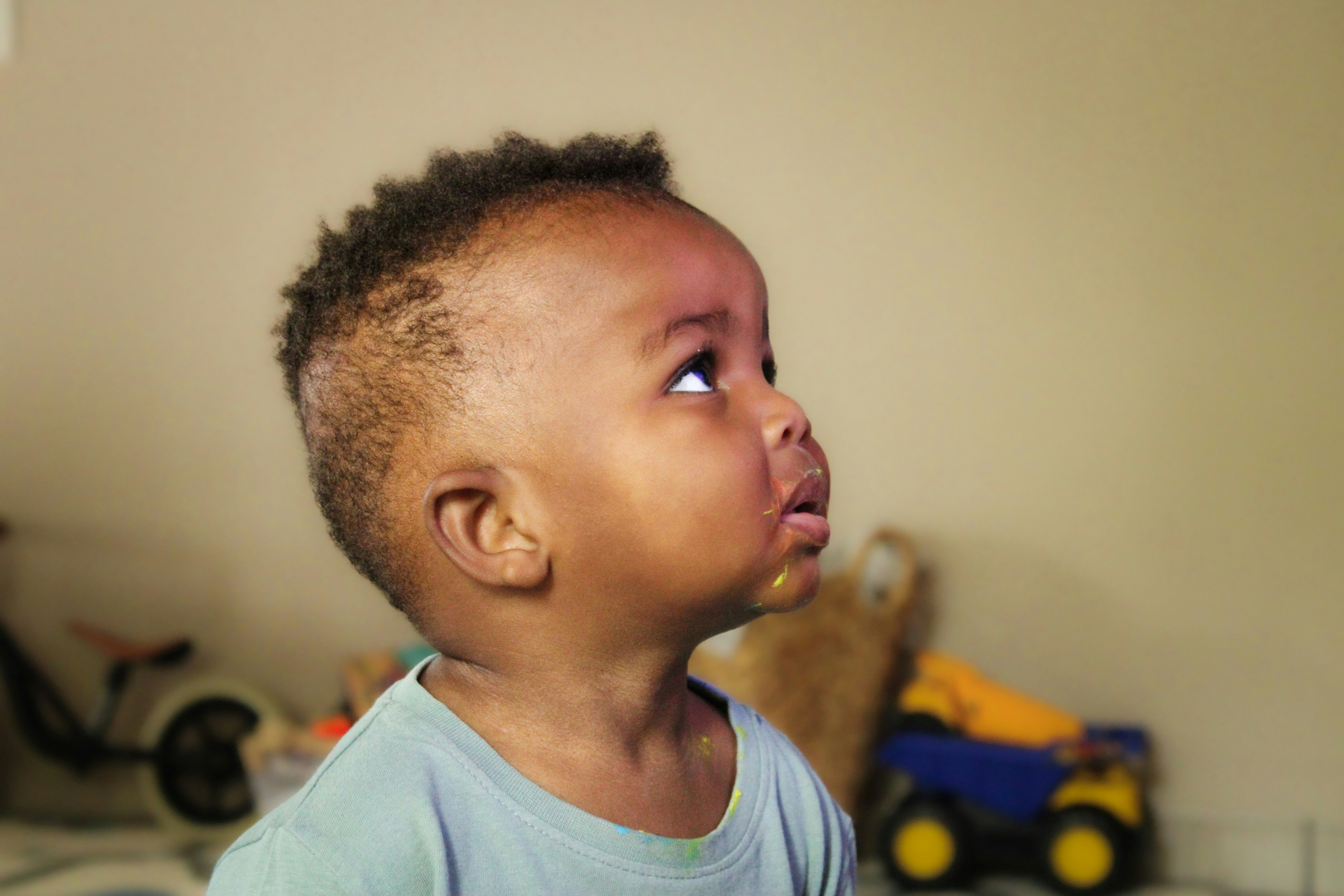 A small child with a surprised look on his face photo – Free Head Image ...