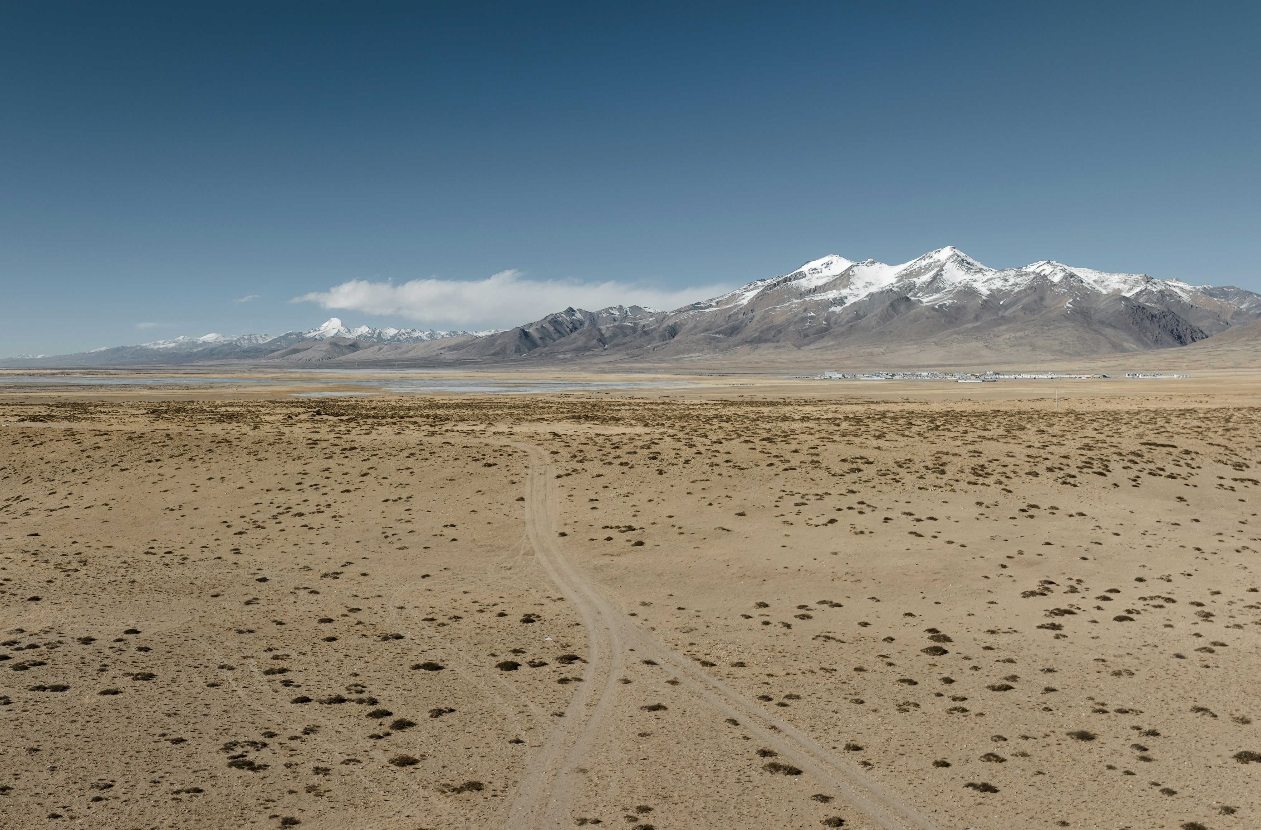 Un chemin de terre au milieu d’un désert photo – Photo Tibet Gratuite ...