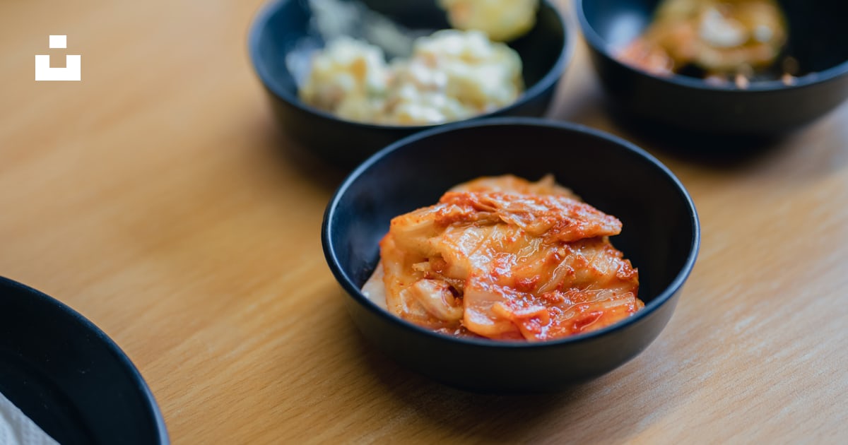 검은 그릇에 음식을 가득 채운 나무 테이블 사진 Unsplash의 무료 한옥 한식 주방 이미지