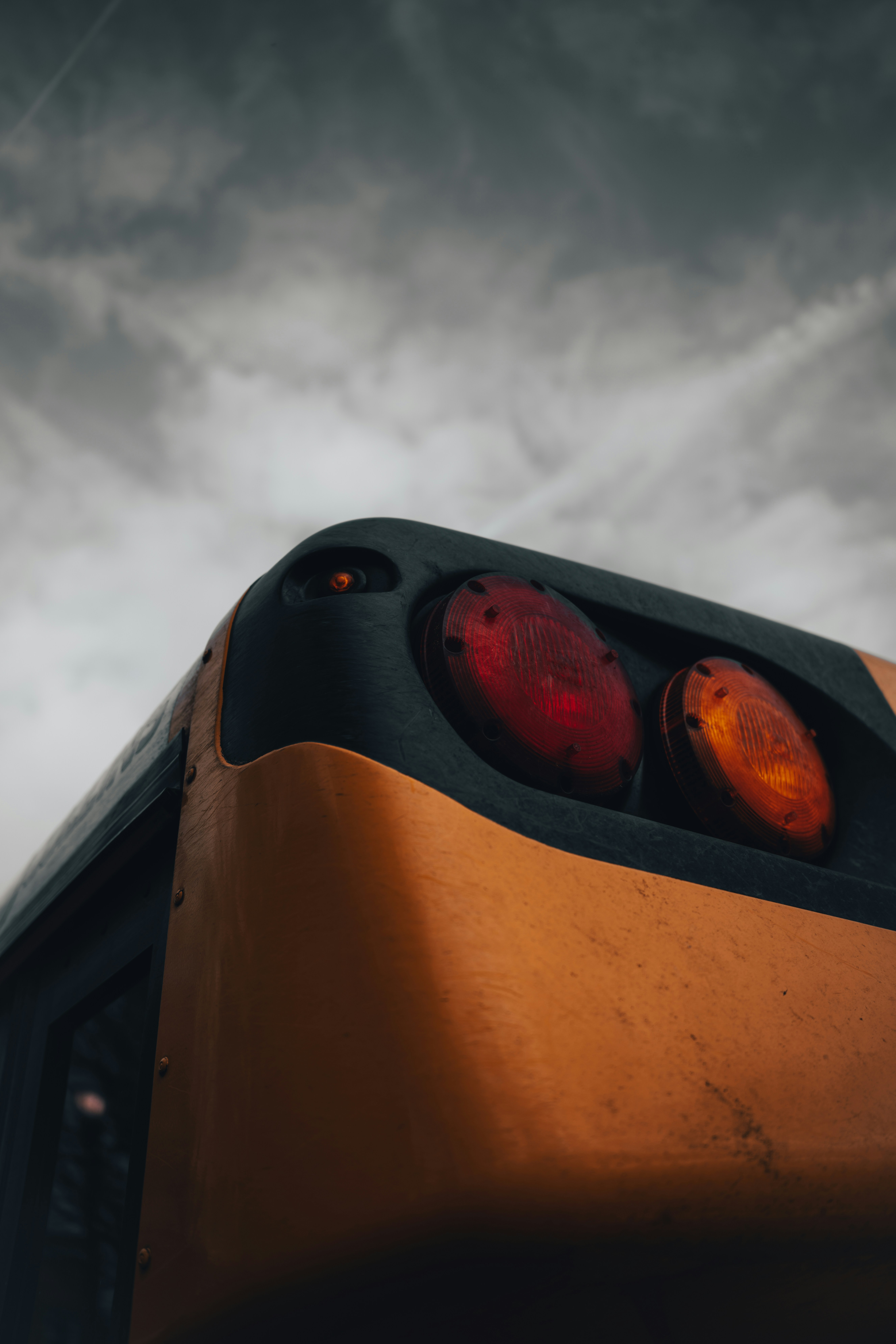 A close up of a stop light on a bus photo – Free Light Image on Unsplash