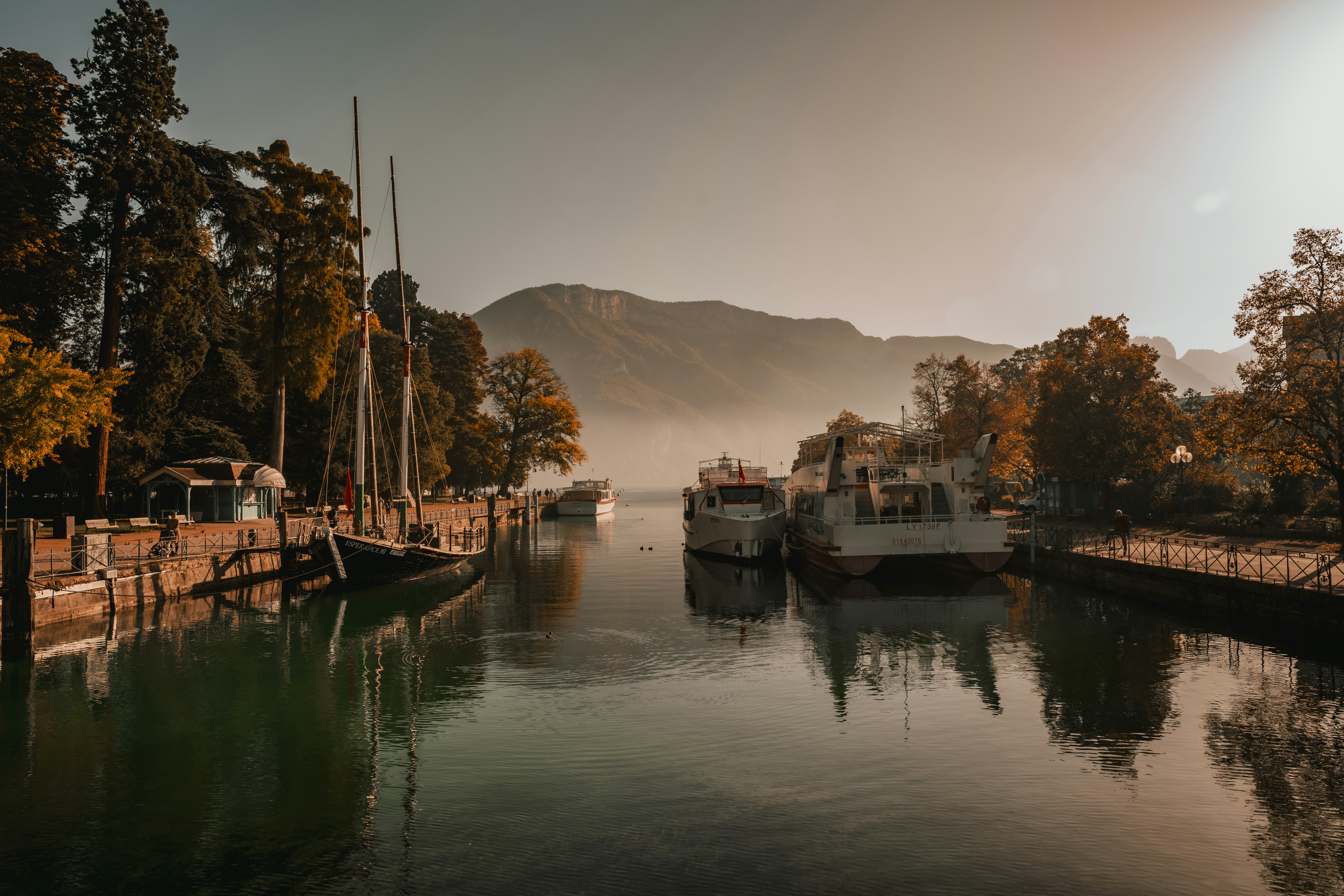 Foto Un par de botes que están sentados en el agua – Imagen Francia ...
