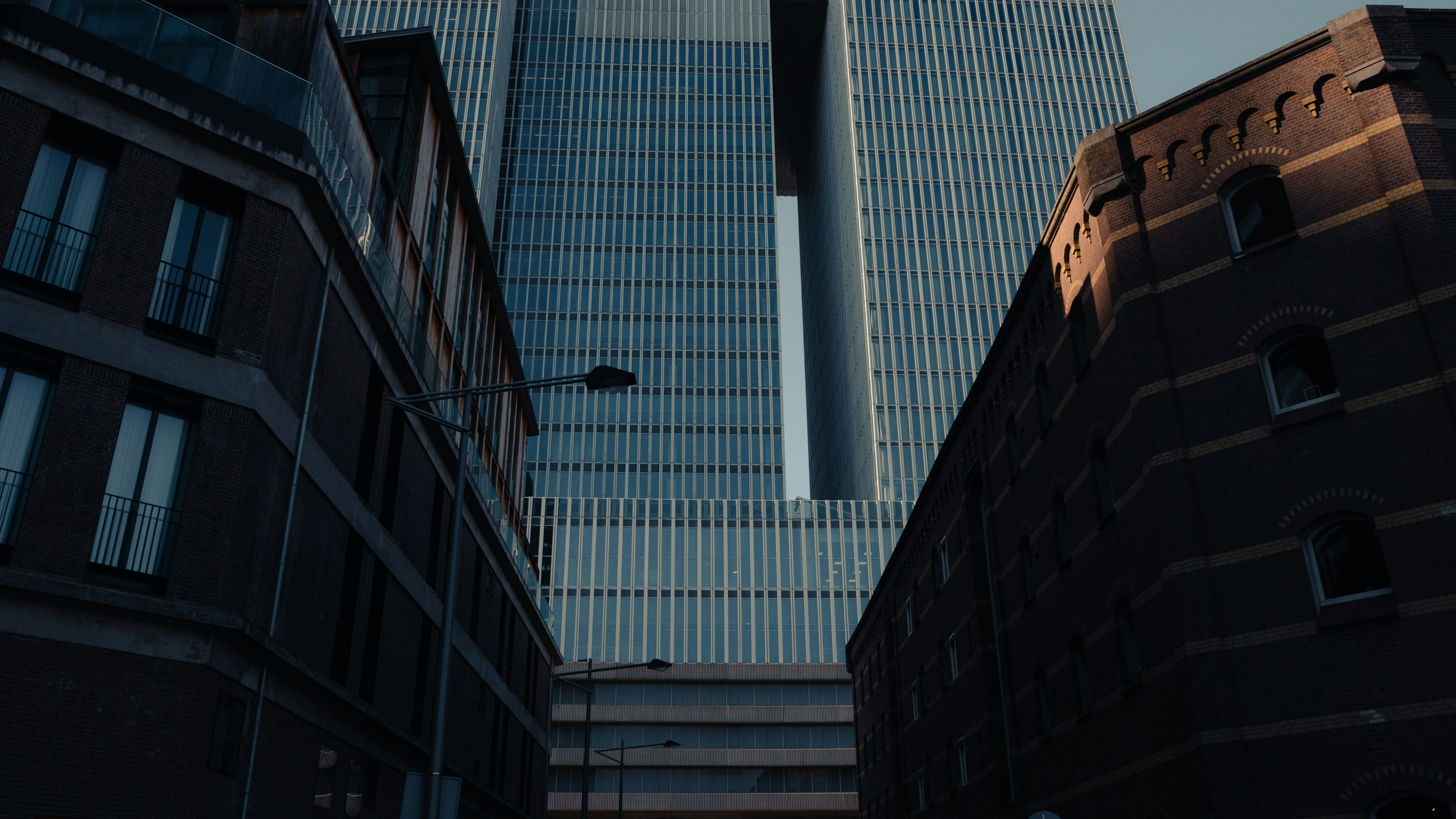 Foto Un edificio alto que se eleva sobre una ciudad junto a otros ...