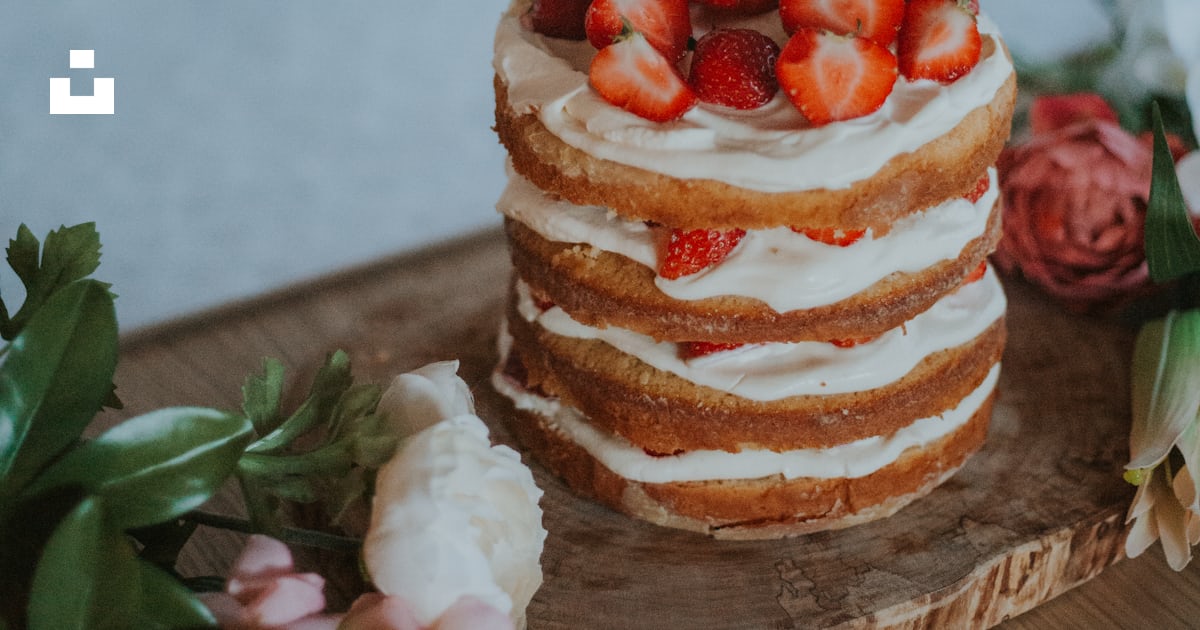 Ein Dreischichtiger Kuchen Mit Erdbeeren Oben Drauf Foto Kostenloses