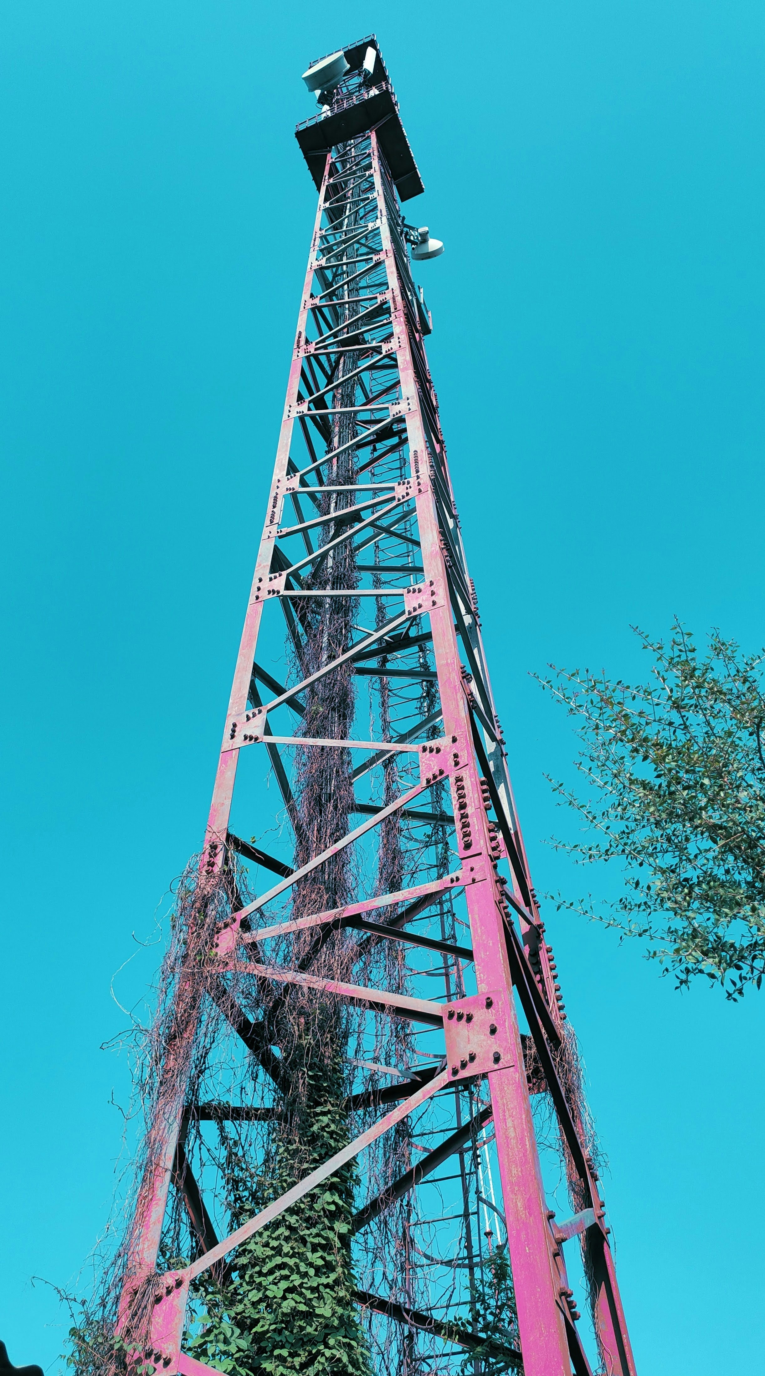 Una torre de metal alta con un fondo de cielo foto – Imagen gratuita en ...