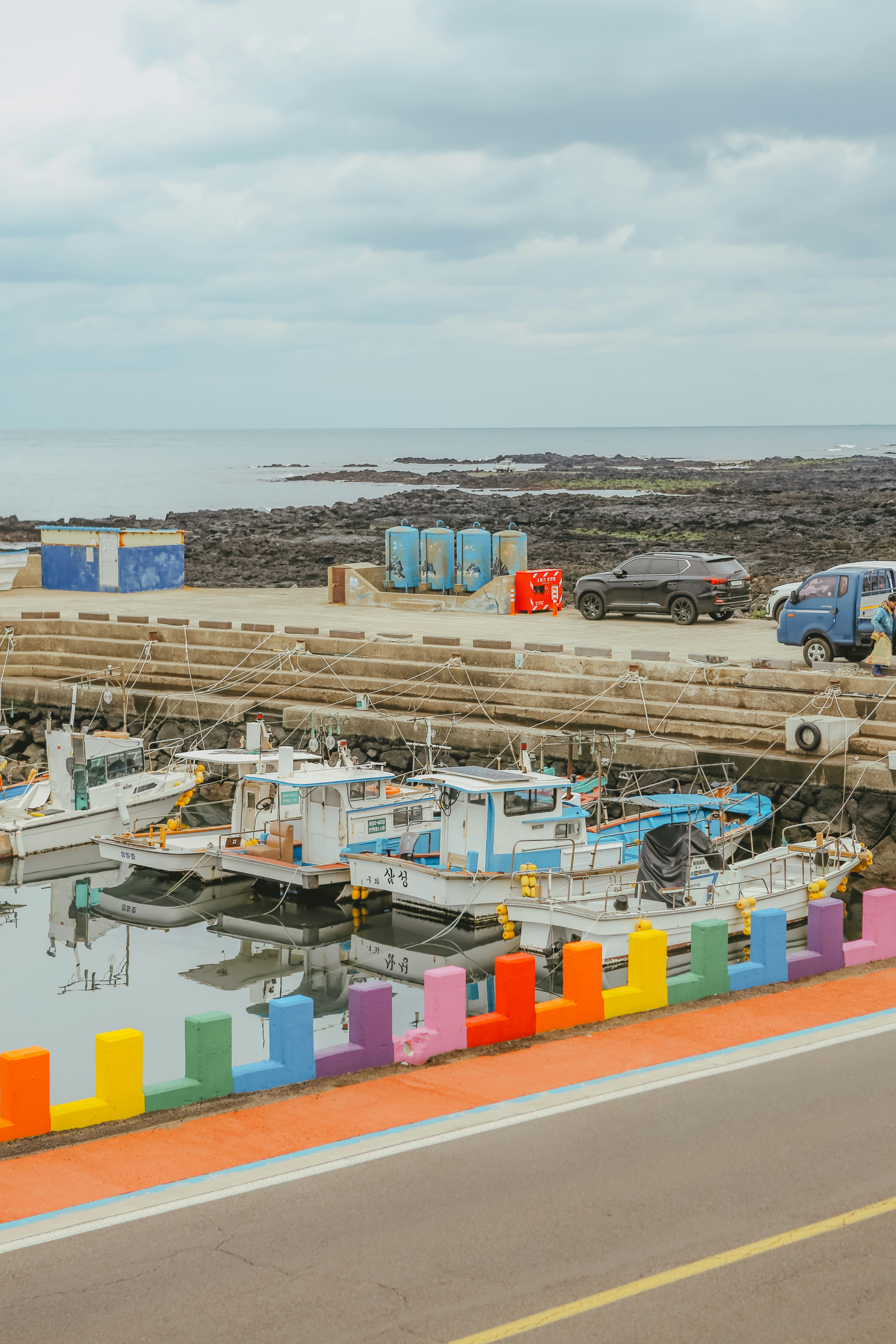 Un camion est stationné à côté d’un quai photo – Photo 제주특별자치도 Gratuite ...