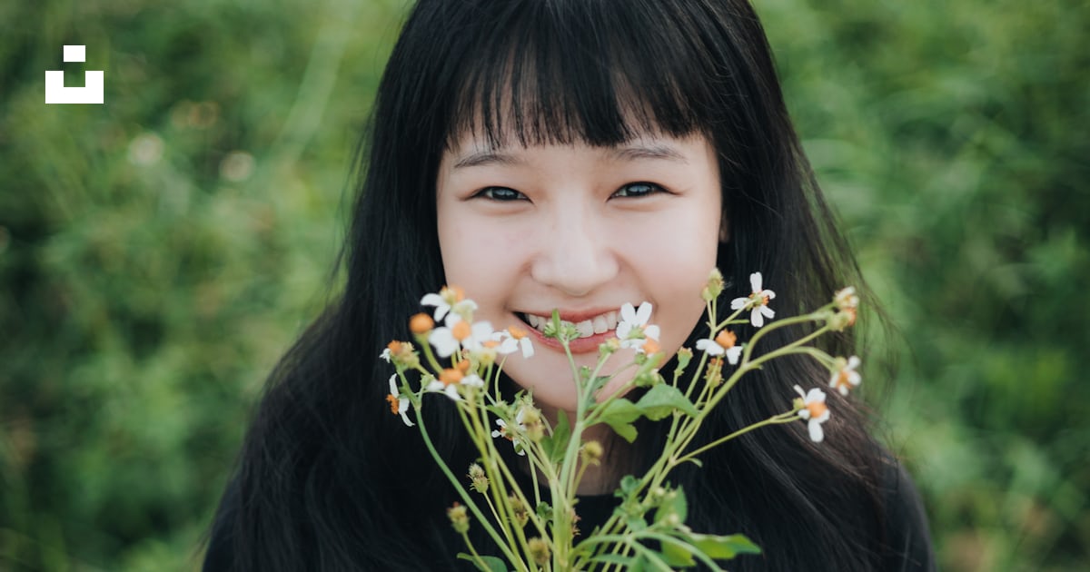 그녀의 손에 꽃 다발을 들고있는 여자 사진 Unsplash의 무료 탄 푸 호 치 민 이미지